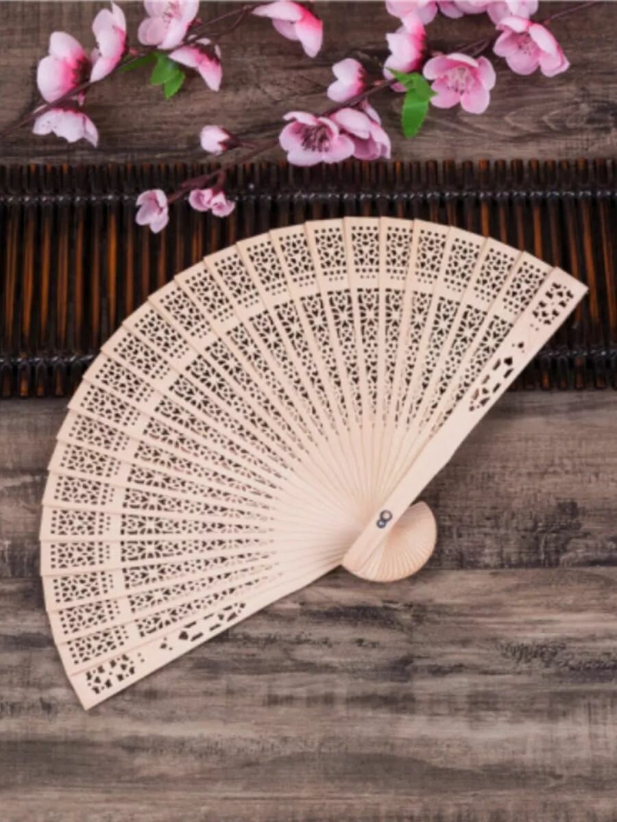 Веер для фотосъемок "Нежная Восточная Красота" Ажурный веер из сандалового дерева с ароматом