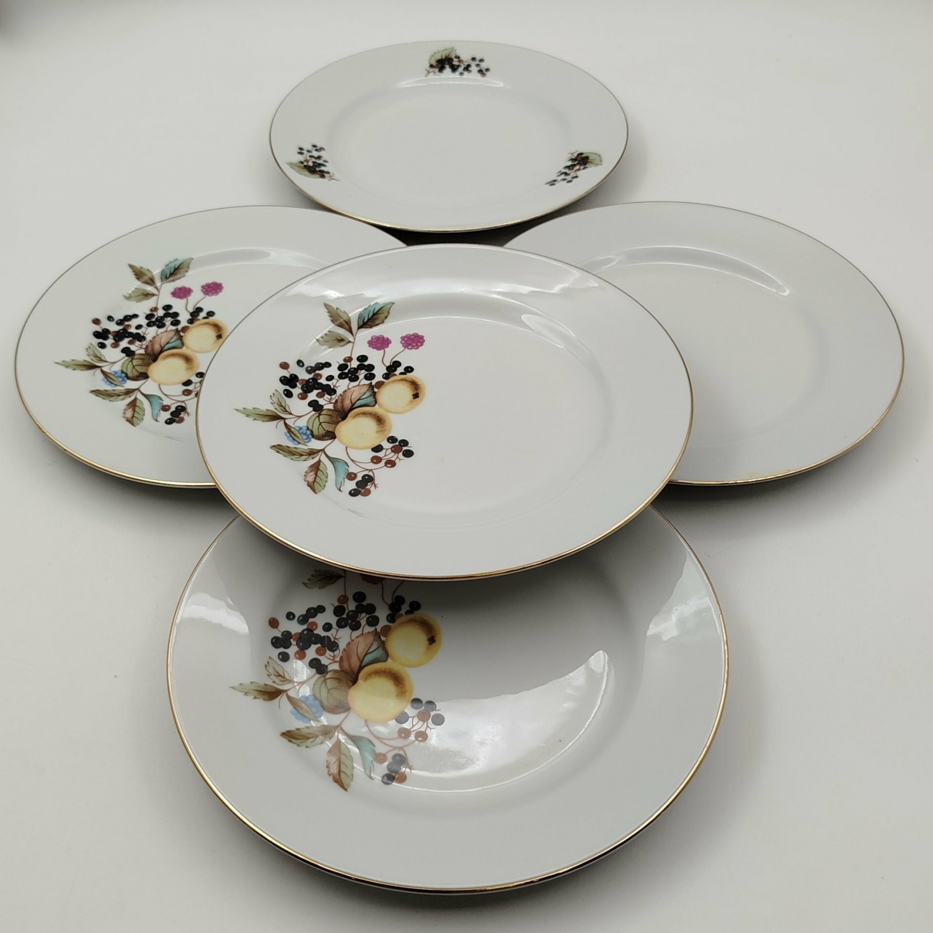 Набор из 5-ти десертных тарелок "Ягоды и фрукты", фарфор, деколь, золочение