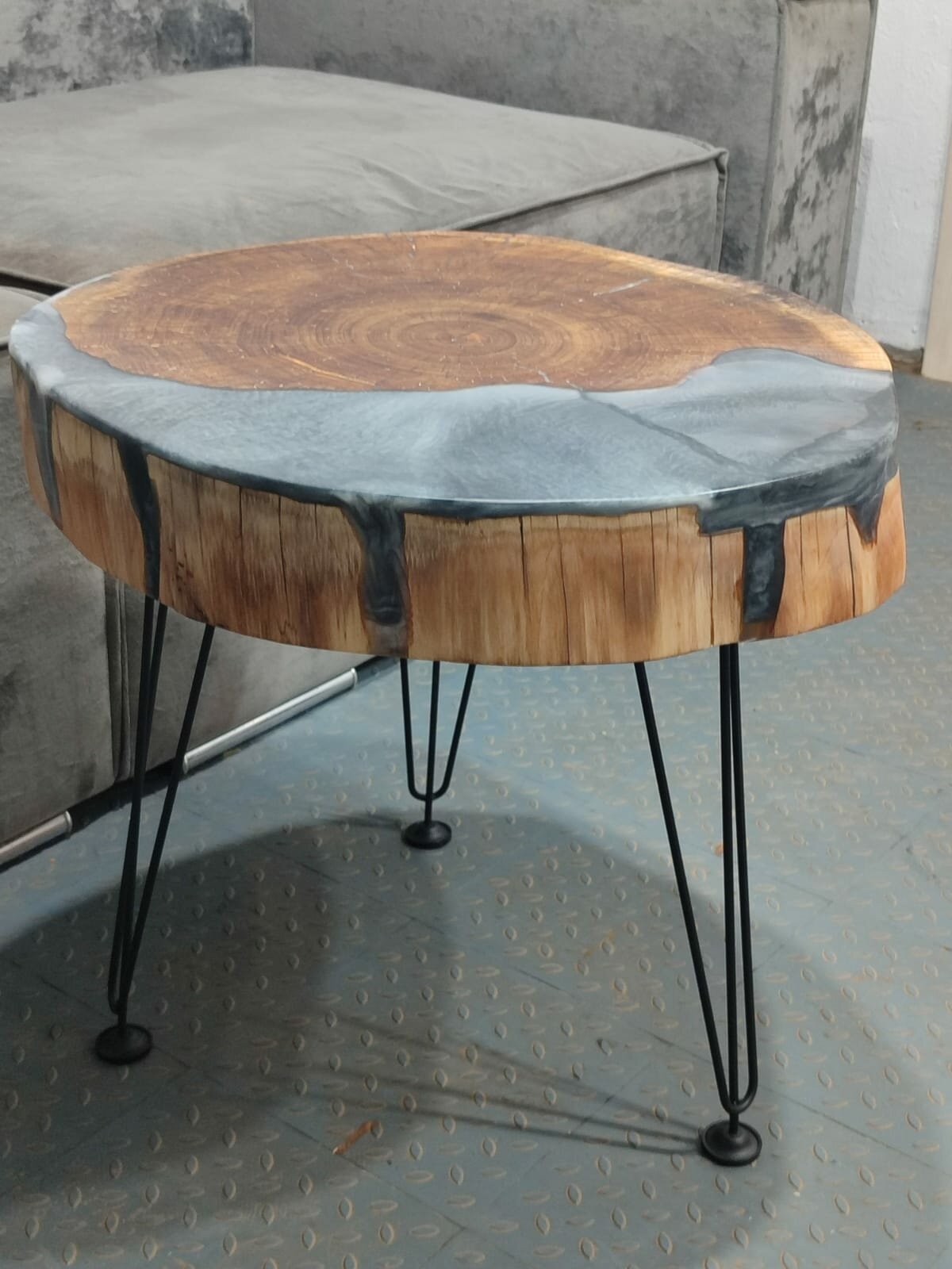 Журнальный стол из эпоксидной смолы и слэба карагача 58x55x45 ART-SLAB