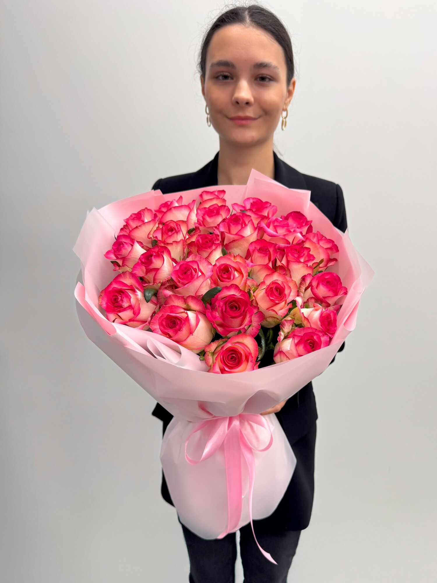 Букет живых цветов, бело-розовые розы 25 шт. 60 см. "Джумилия" в упаковке, флау стор