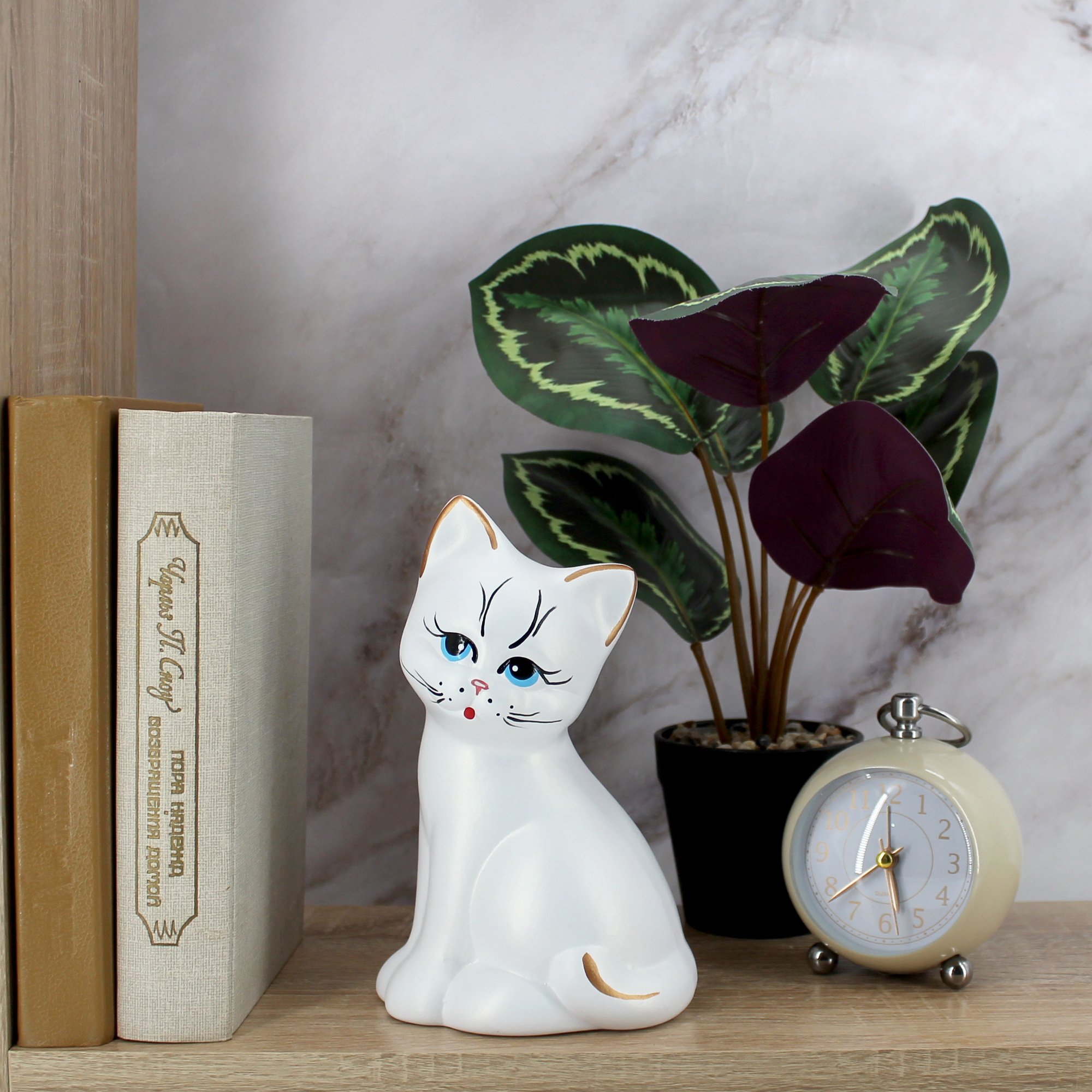 Статуэтка копилка Котенок Гафф ,18см , керамика , ручная работа , цвет белый перламутровый