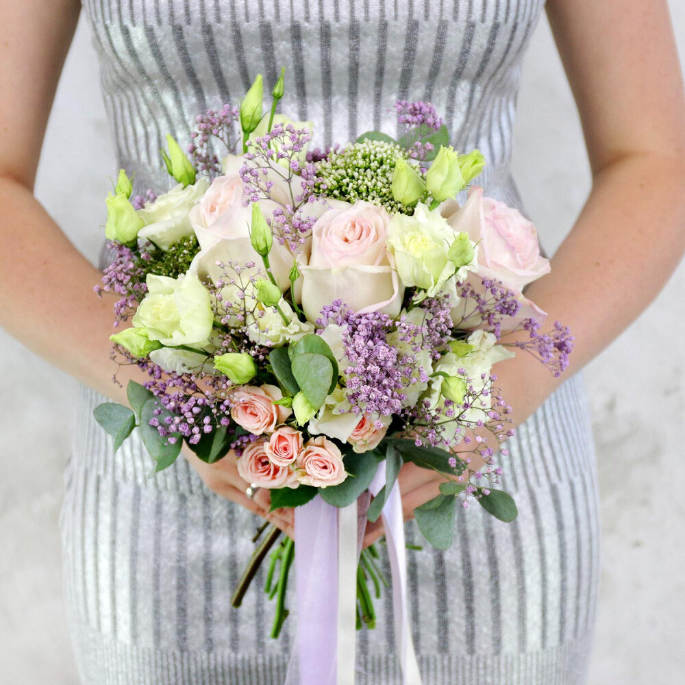 Букет живых цветов Букет Маркет "Розы, лизиантусы, гипсофилы", 32 см, под ленту