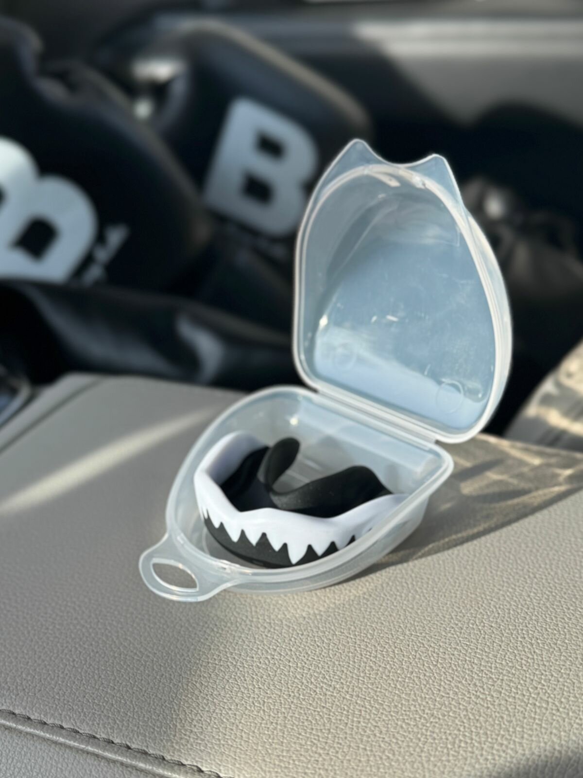 Боксерская капа с клыками черная