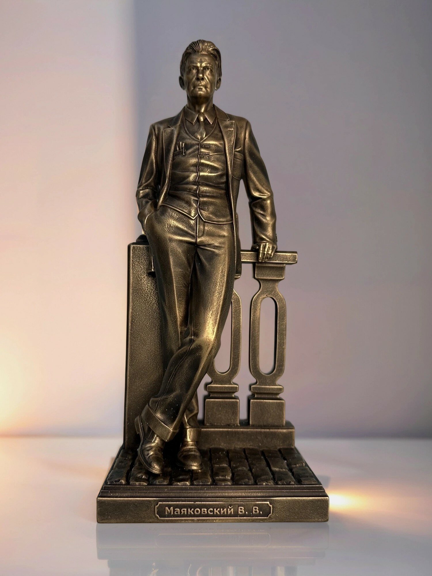 Статуэтка Маяковский Владимир Владимирович "Вернисаж истории" (25см, цвет бронза)