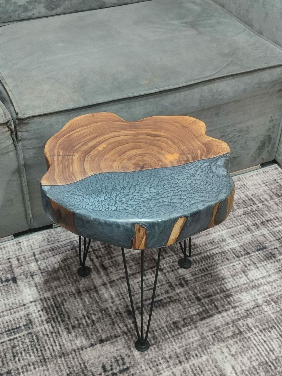 Журнальный стол из эпоксидной смолы и массива акации 44x38x52 ART-SLEB