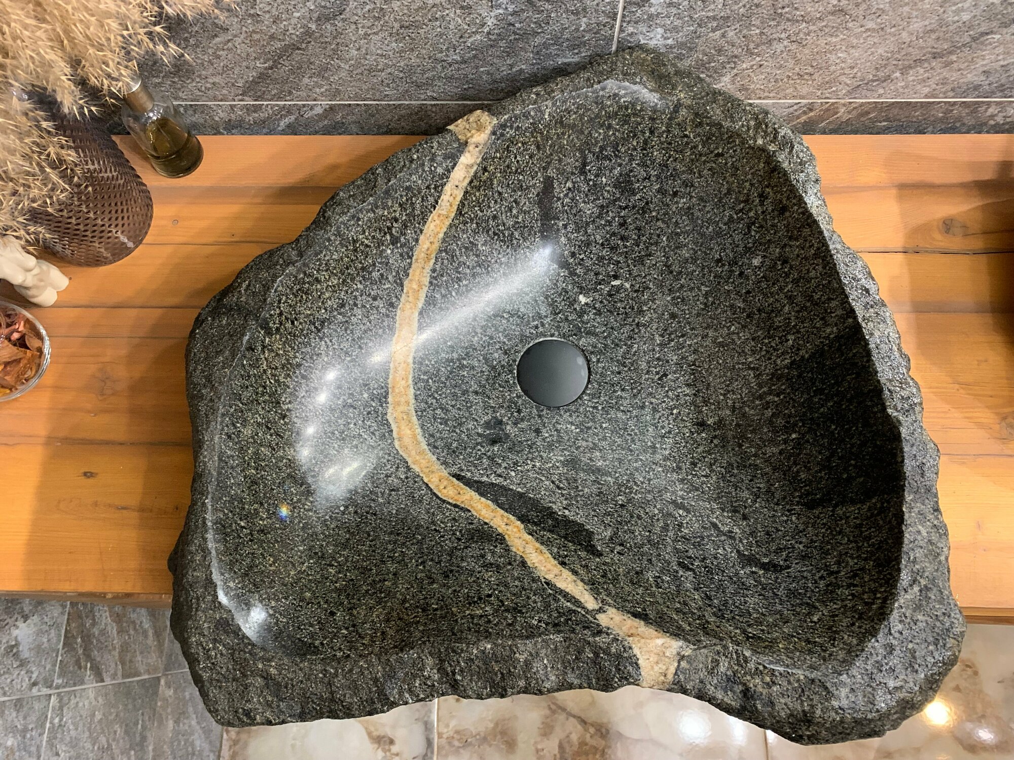 Раковина из натурального цельного камня Black Swan, Calacatta Marseille (61х57)