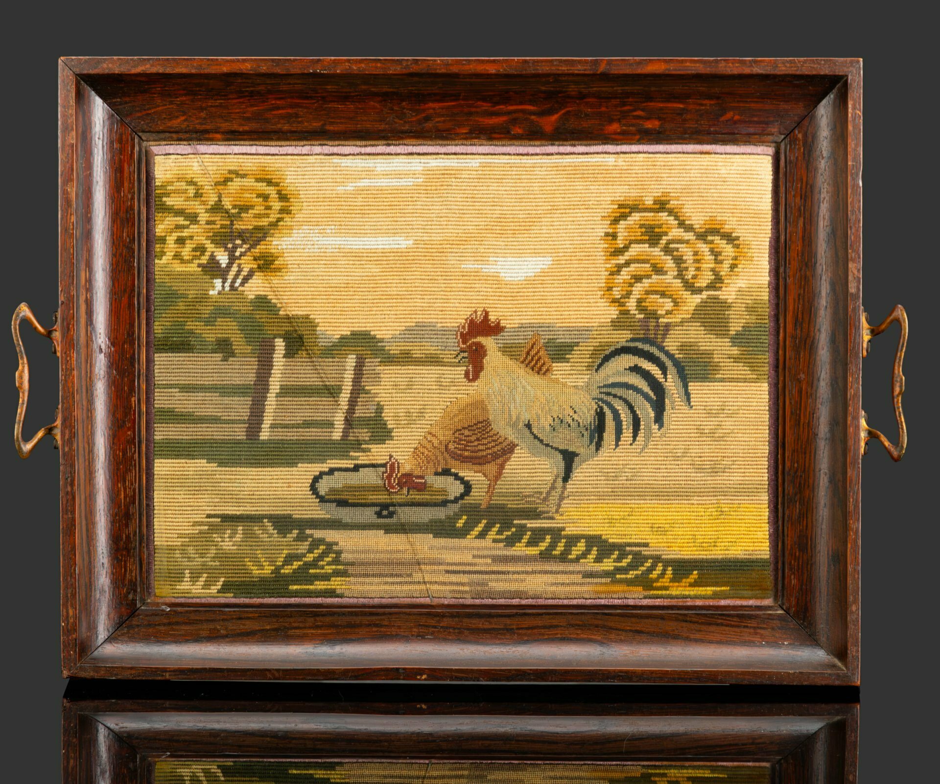 Поднос в стиле прованс, декорированный ручной вышивкой с изображением петухов