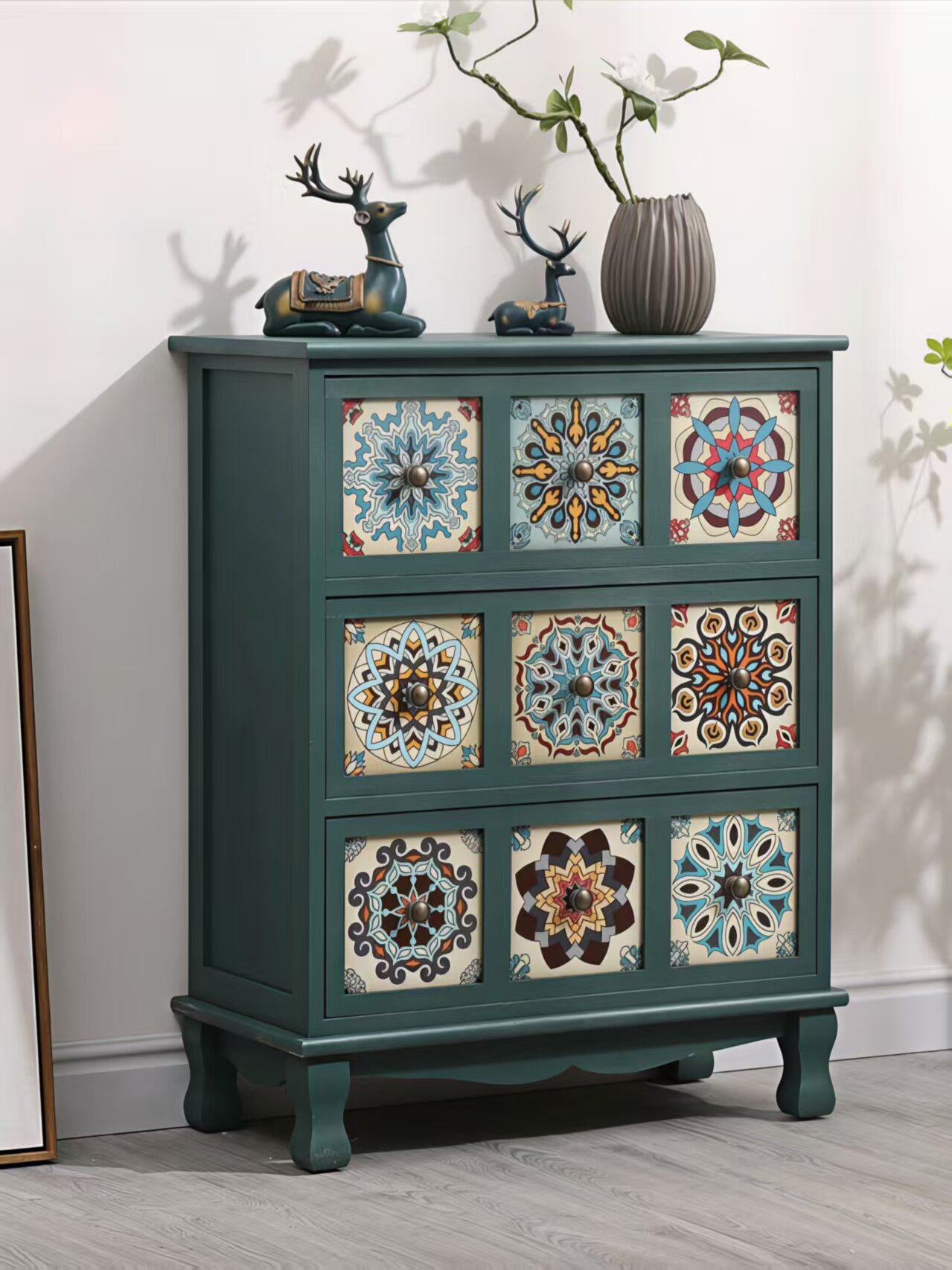 Запирающиеся шкафчики из массива дерева в европейском стиле в стиле ретро, окрашенные балконные запирающиеся шкафчики