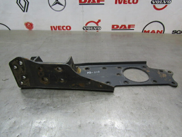 Кронштейн усилителя переднего бампера правый Mercedes Axor