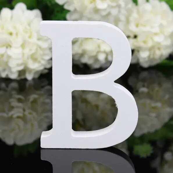 Белая деревянная буква B