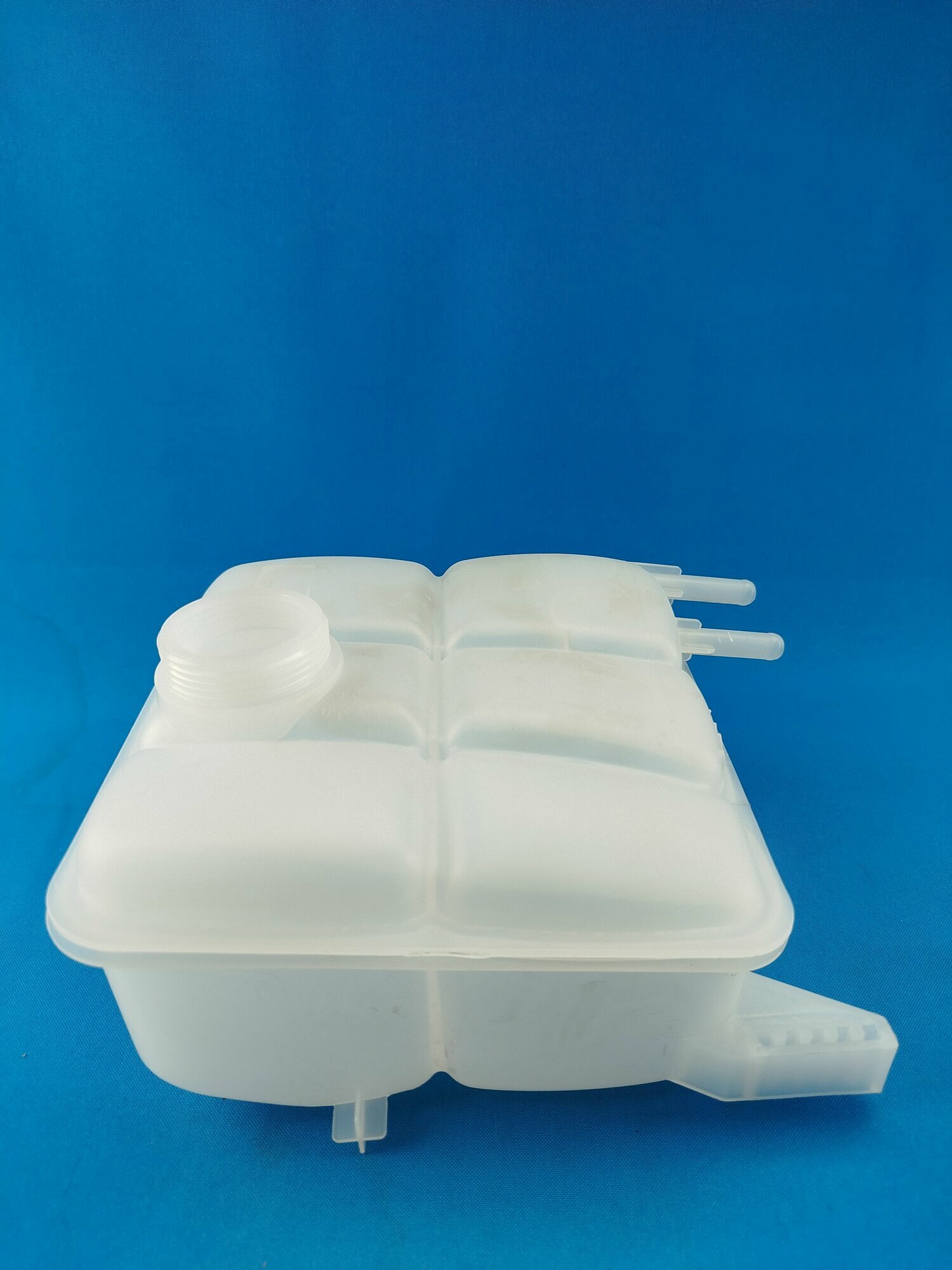 Бачок расширительный "AMD" для автомобилей Ford Focus 10->, C-Max 10->, Kuga 12->, Transit 13->