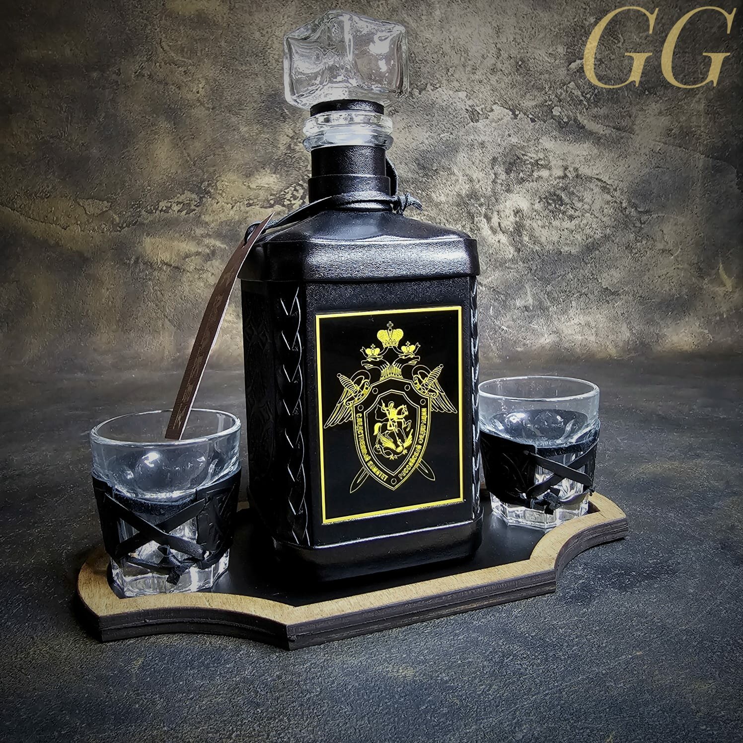 Футляр с графином и двумя рюмочками на подставке СКР (натуральная кожа)