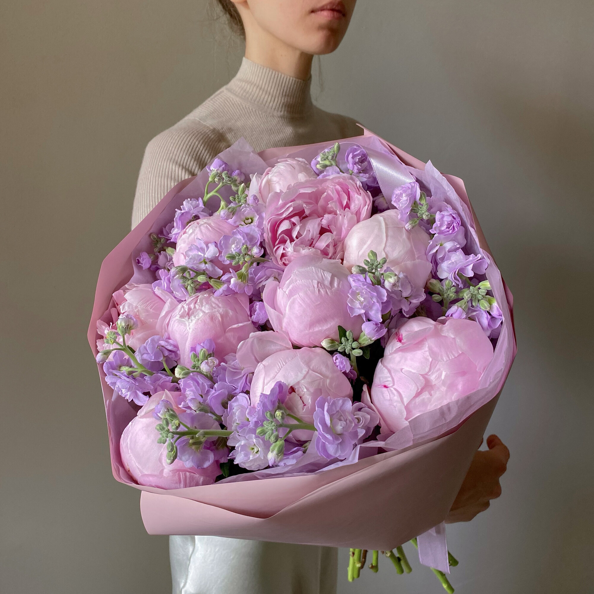 Воздушный букет из пионов и маттиолы в авторском оформлении. Veresk 139