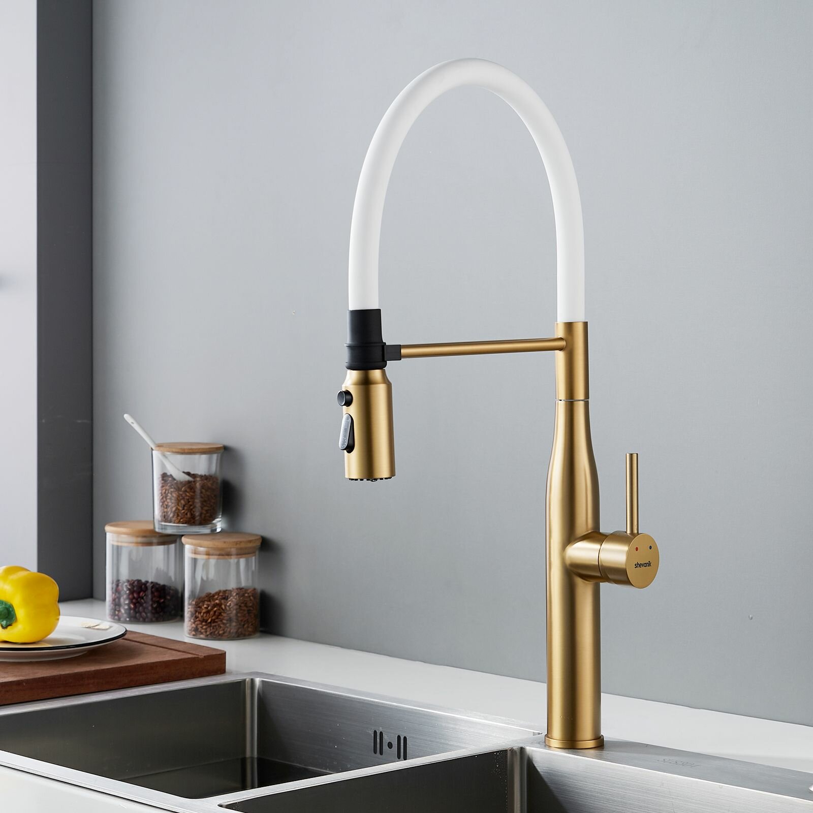 Смеситель для кухни Shevanik с гибким изливом, с выдвнжным 3-х режимным аэратором, золотистый