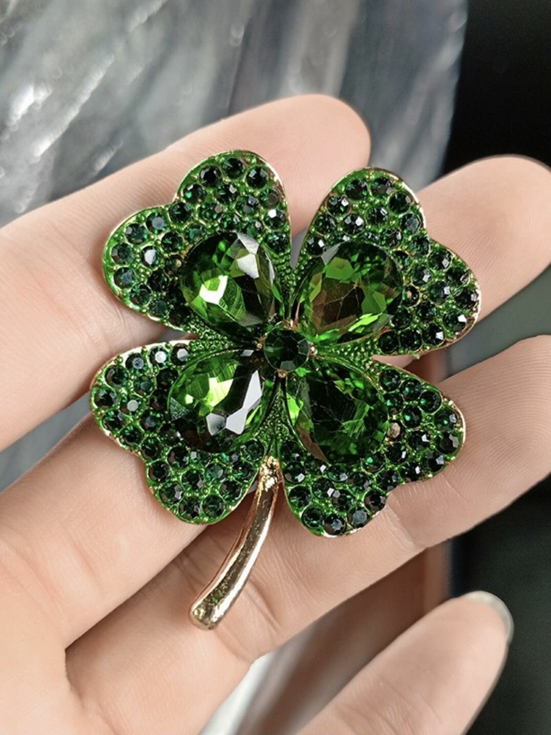 Брошь, стразы