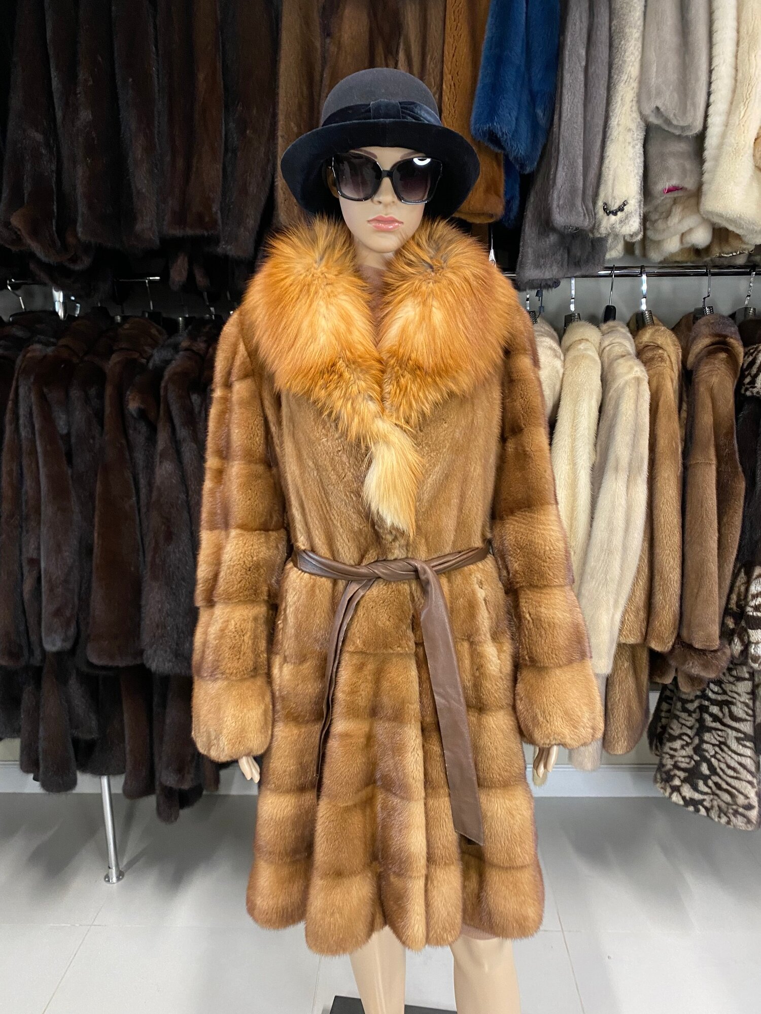 Шуба. Натуральная. Эффектная. Норка с лисой 42- 44 р.