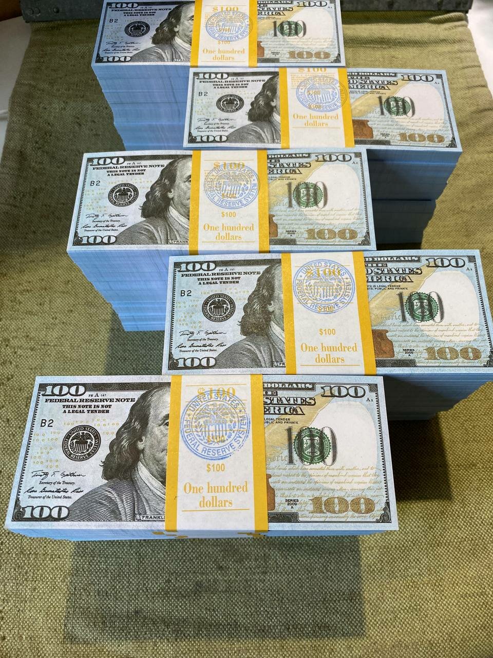 500 тыс бутафорских долларов для розыгрыша (50 пачек номиналом 100 дол нового образца)