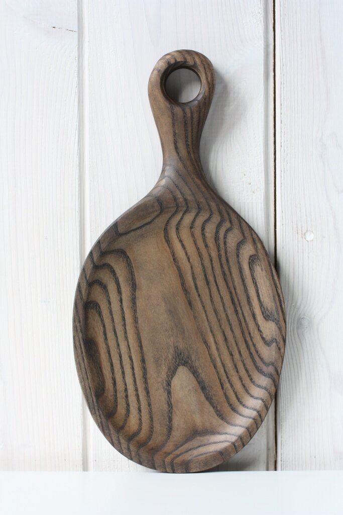 Деревянная сервировочная доска, разделочная доска для подачи блюд "Зеркало". Цвет "уголь" (темный). Дерево - Ясень. Столярная мастерская Yasen