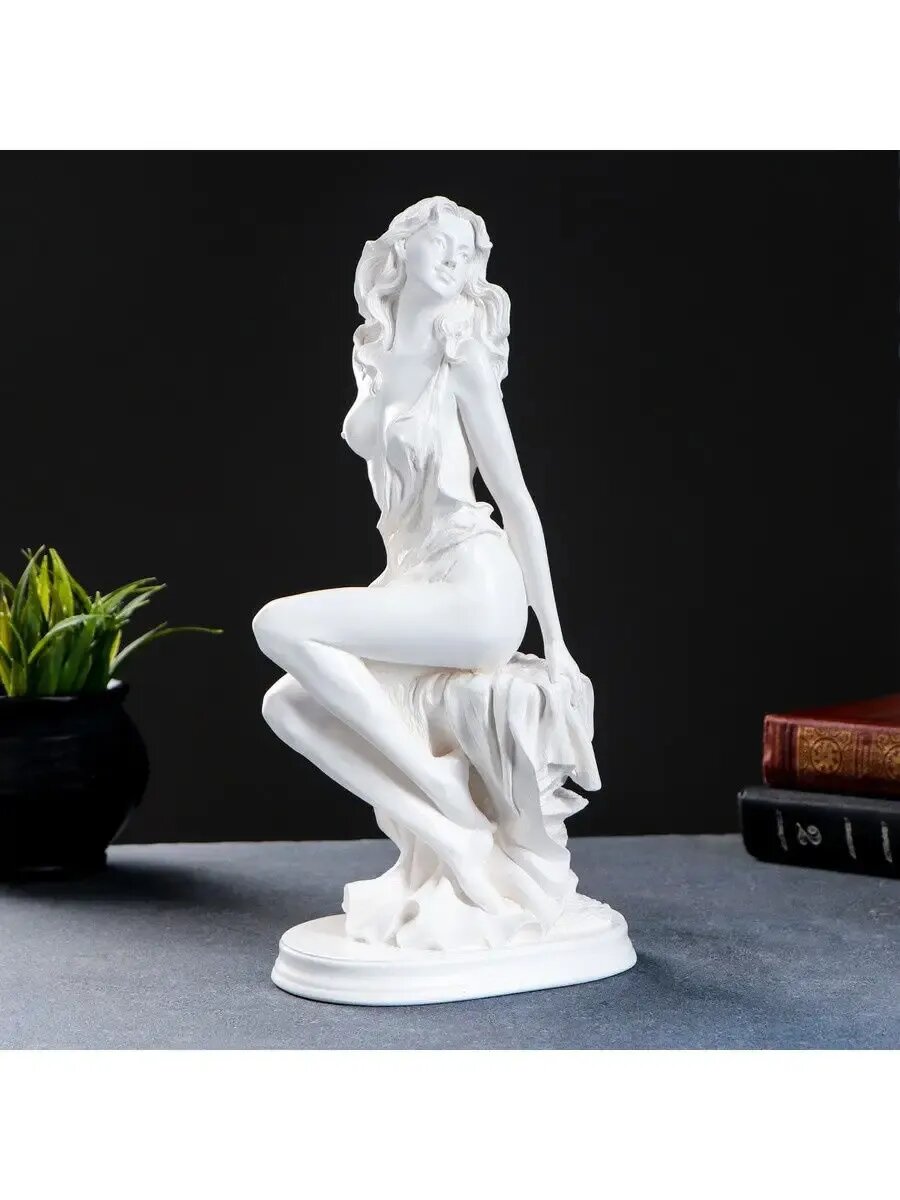 Статуэтка Девушка на скале большая