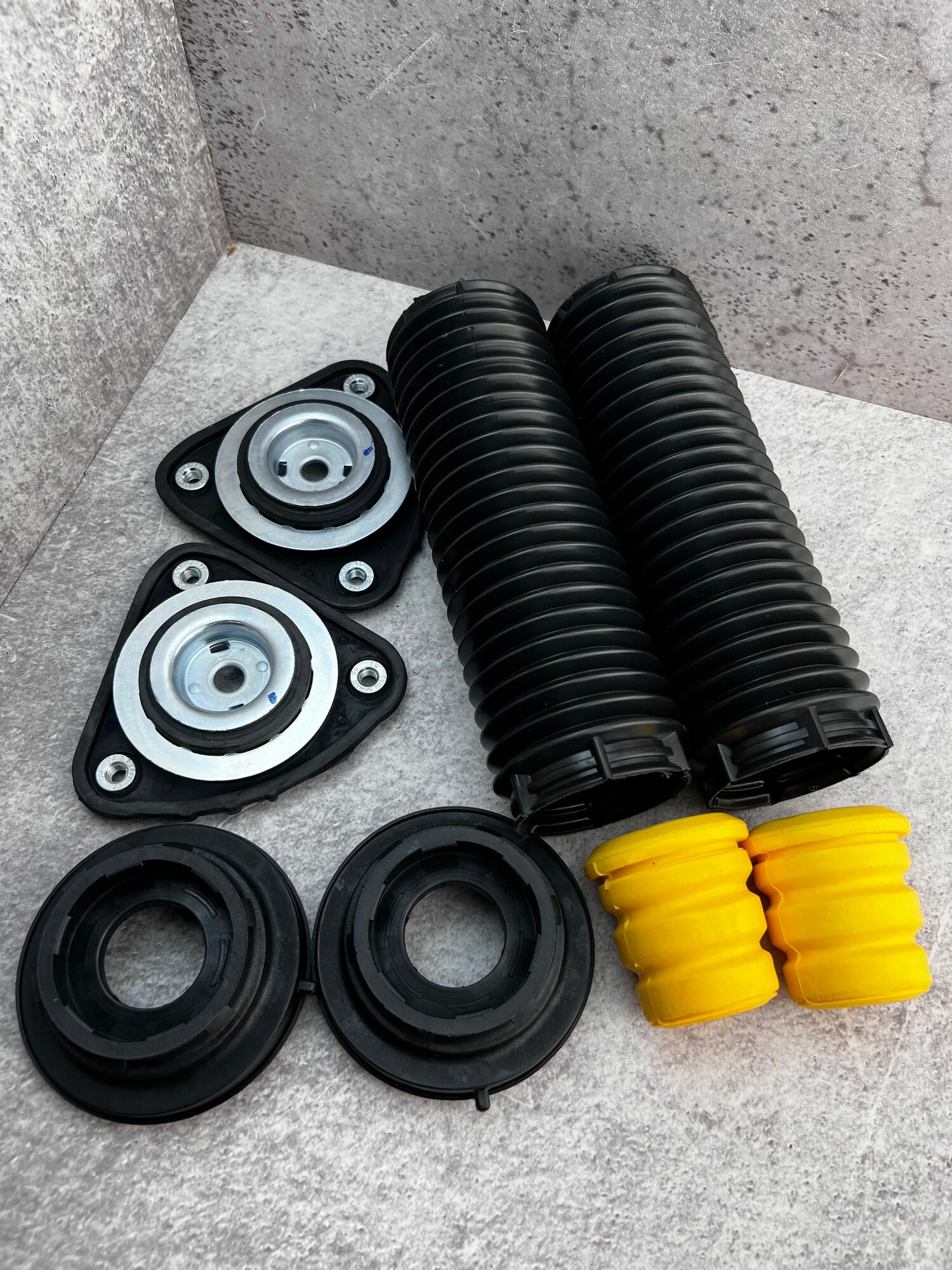 Полный комплект на два амортизатора. Подшипники опорные, опоры, пыльники + отбойники. Для Ford Focus 2,3. Mazda 3 BK BL. Артикула : 1508111, 2036136 1377471 1305329 1446481