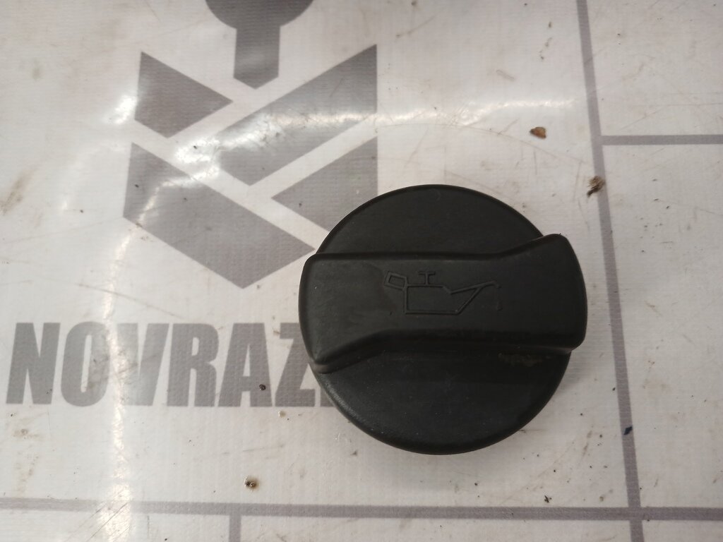 Крышка маслозаливной горловины VW Golf 3 Vento 91-97