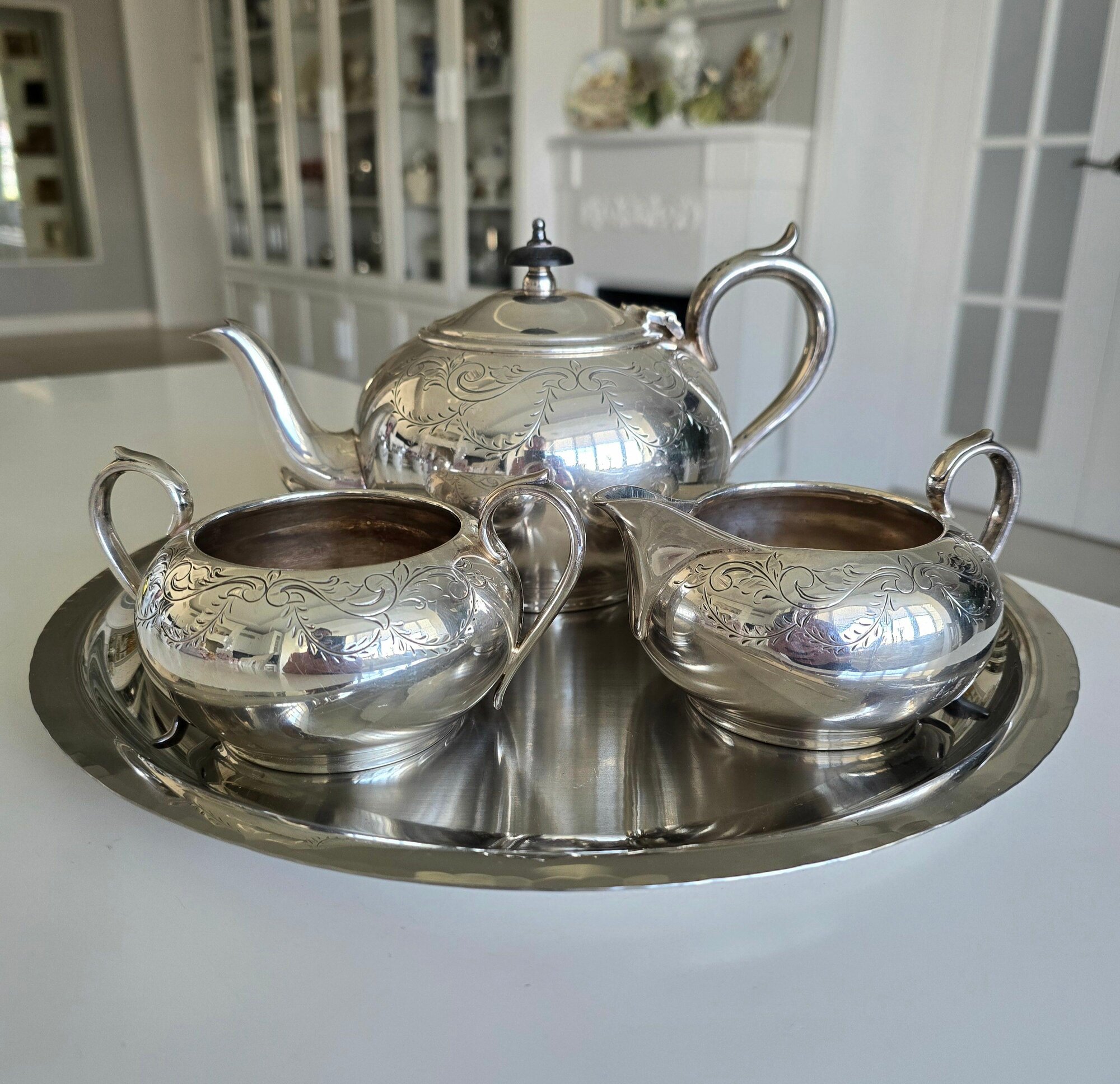 Винтажный чайный сервиз из четырёх предметов