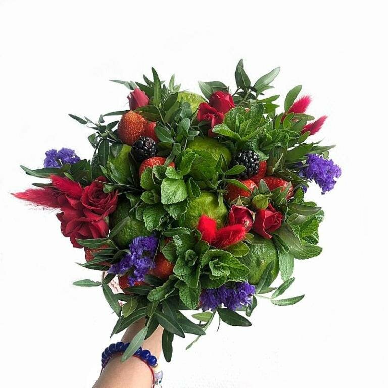 Фруктовый букет мохито с мятой ежевикой клубникой и лаймами оригинальный очень хорошо