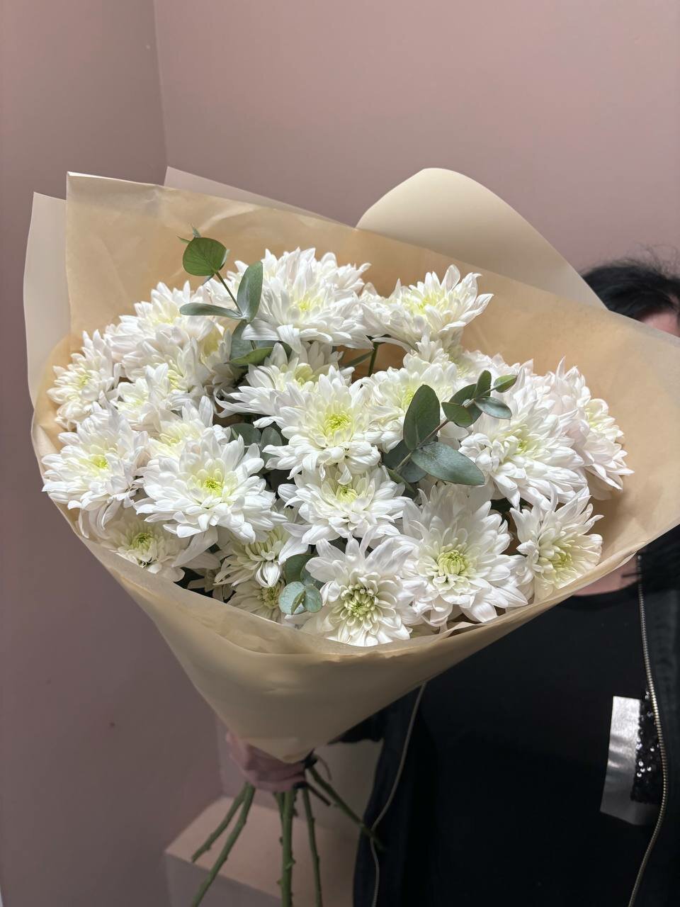 Шикарные белые хризантемы с эвкалиптом в авторской упаковке.