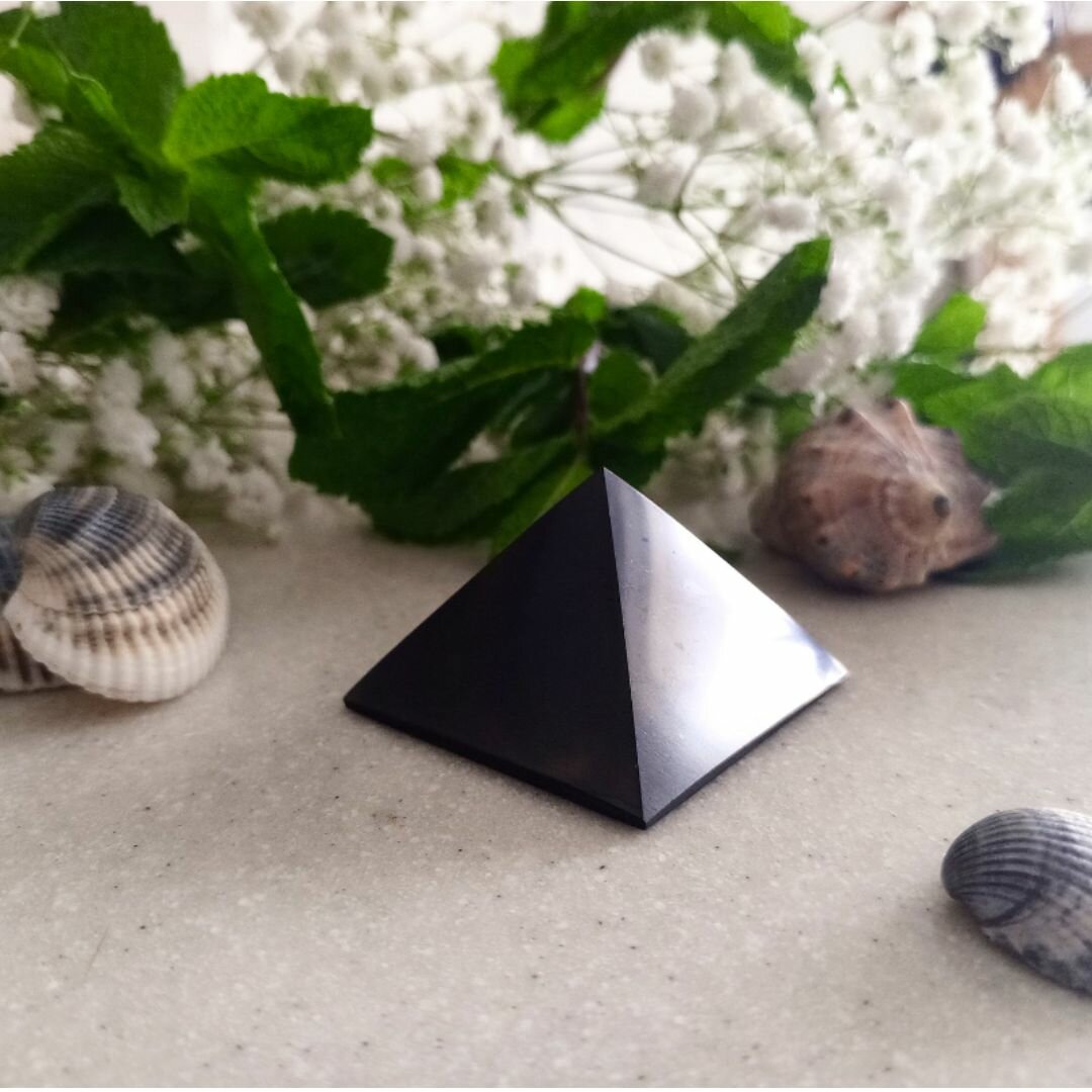 Классическая пирамида полированная из шунгита с гранью 4 сантиметра
