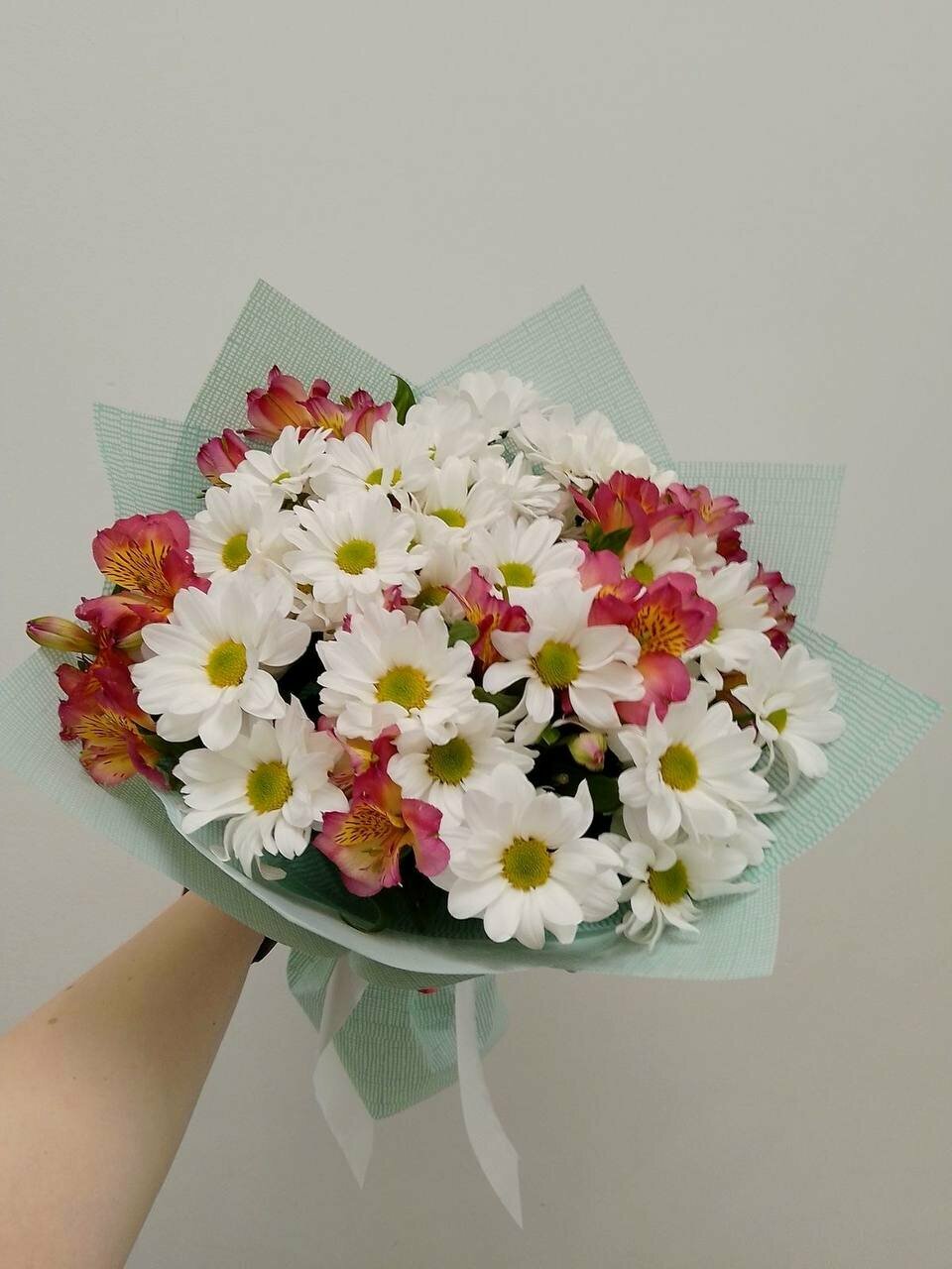 Букет из хризантем и альстромерии