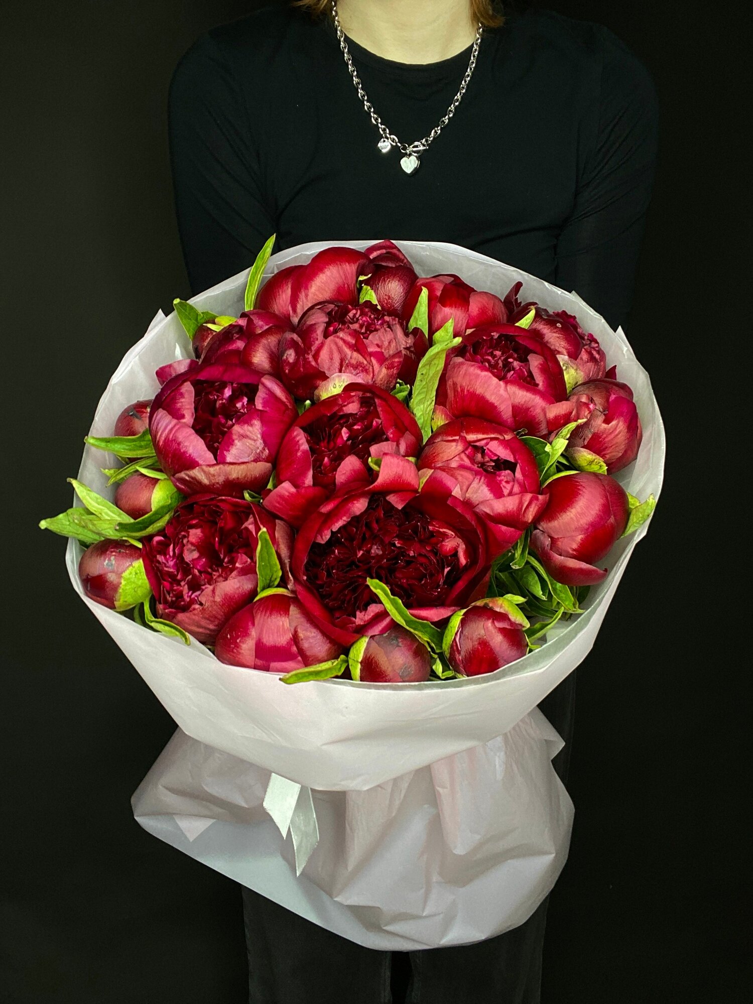 Бордовые пионы