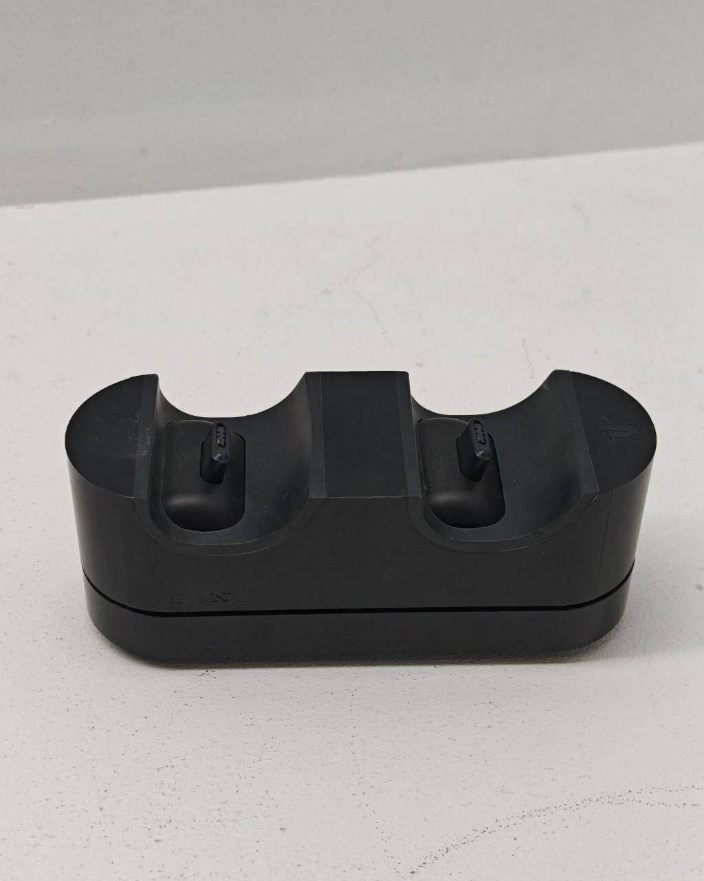 Sony Зарядная станция DualShock 4 на два геймпада для PS4 (CUH-ZDC1/E), черный, 1 шт.