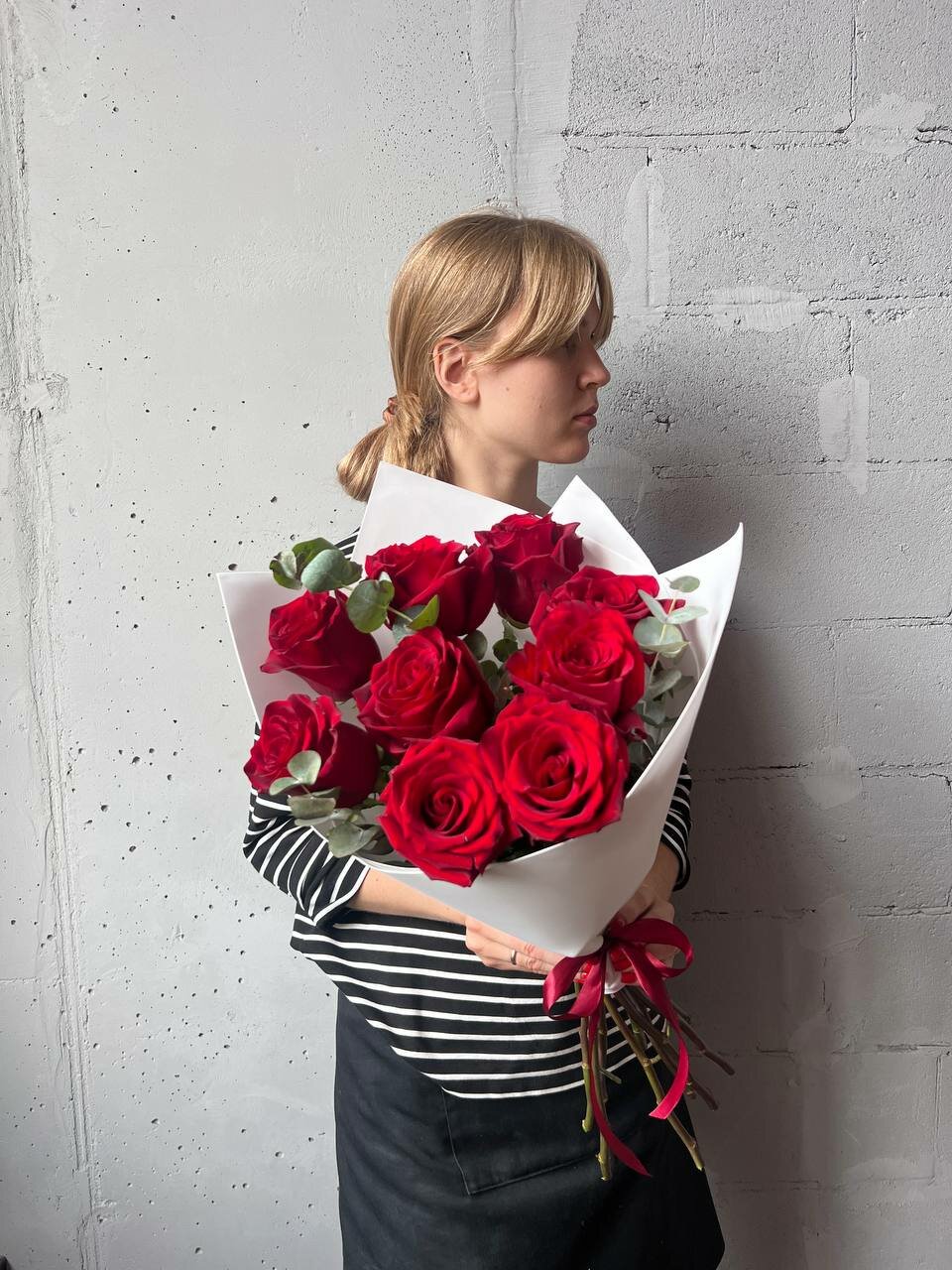 Букет из красных роз с эвкалиптом "Кармен", р-р S, алые розы, девушке, жене, подруге, маме, день рождения, праздник
