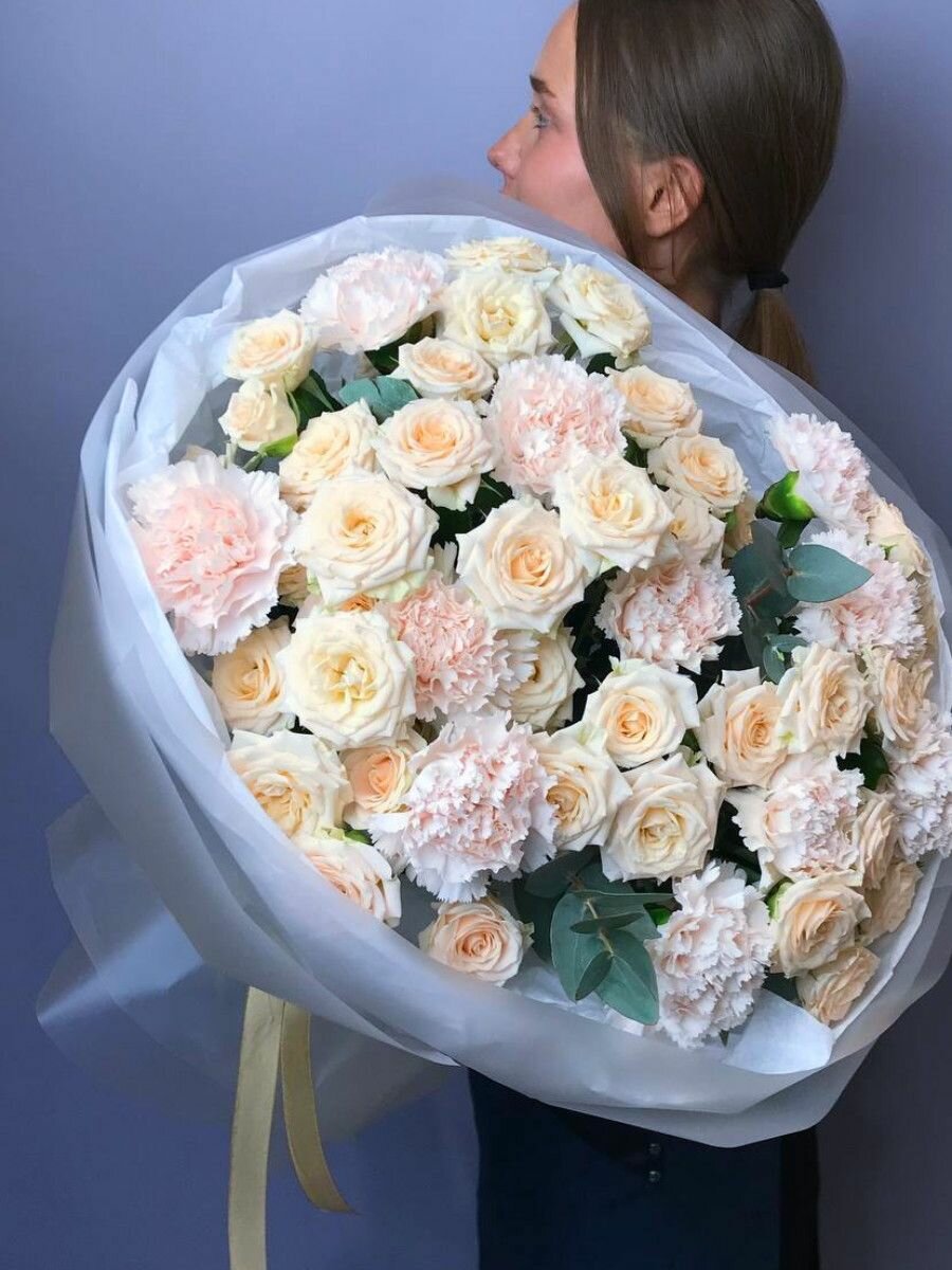 Букет из кустовых роз и диантуса "Нежность шелка" PROTEA- Студия Цветов