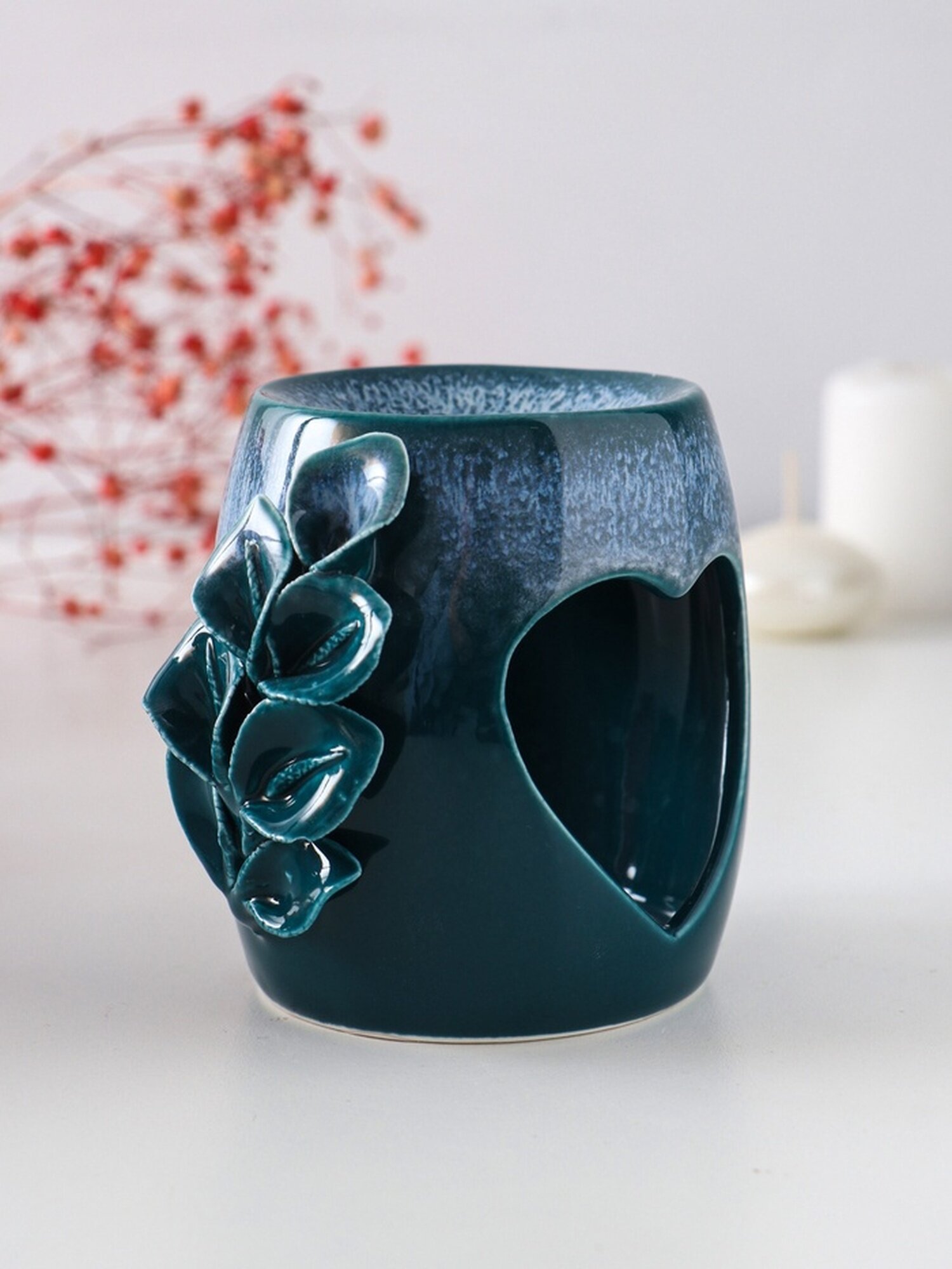 Аромалампа для эфирных масел «Сердце с листиками», керамика, бело-синяя, 8.5×7.5×9 см