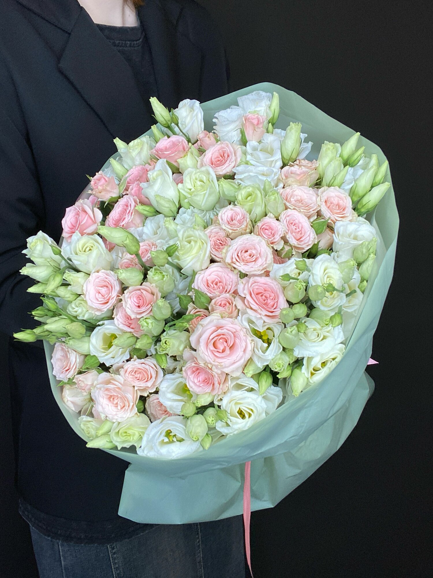 Эустомы с розами (эустома - 9 шт, кустовая роза - 8 шт), высота букета 50 см