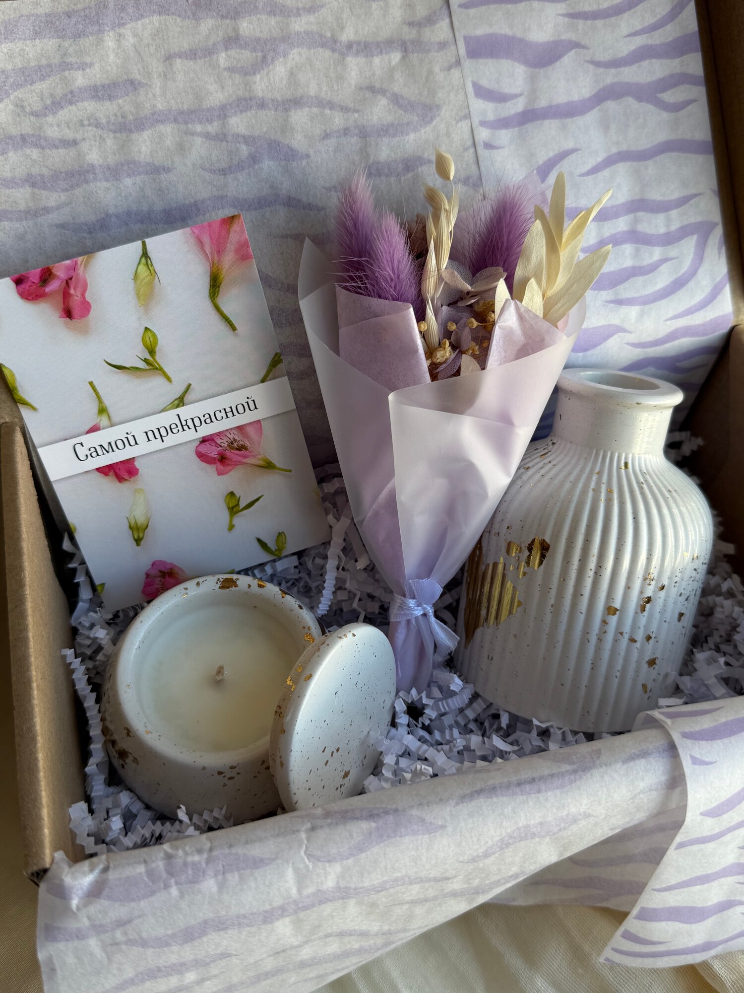 Подарочный набор со свечей и букетиком, подарок на 8 марта сиреневый