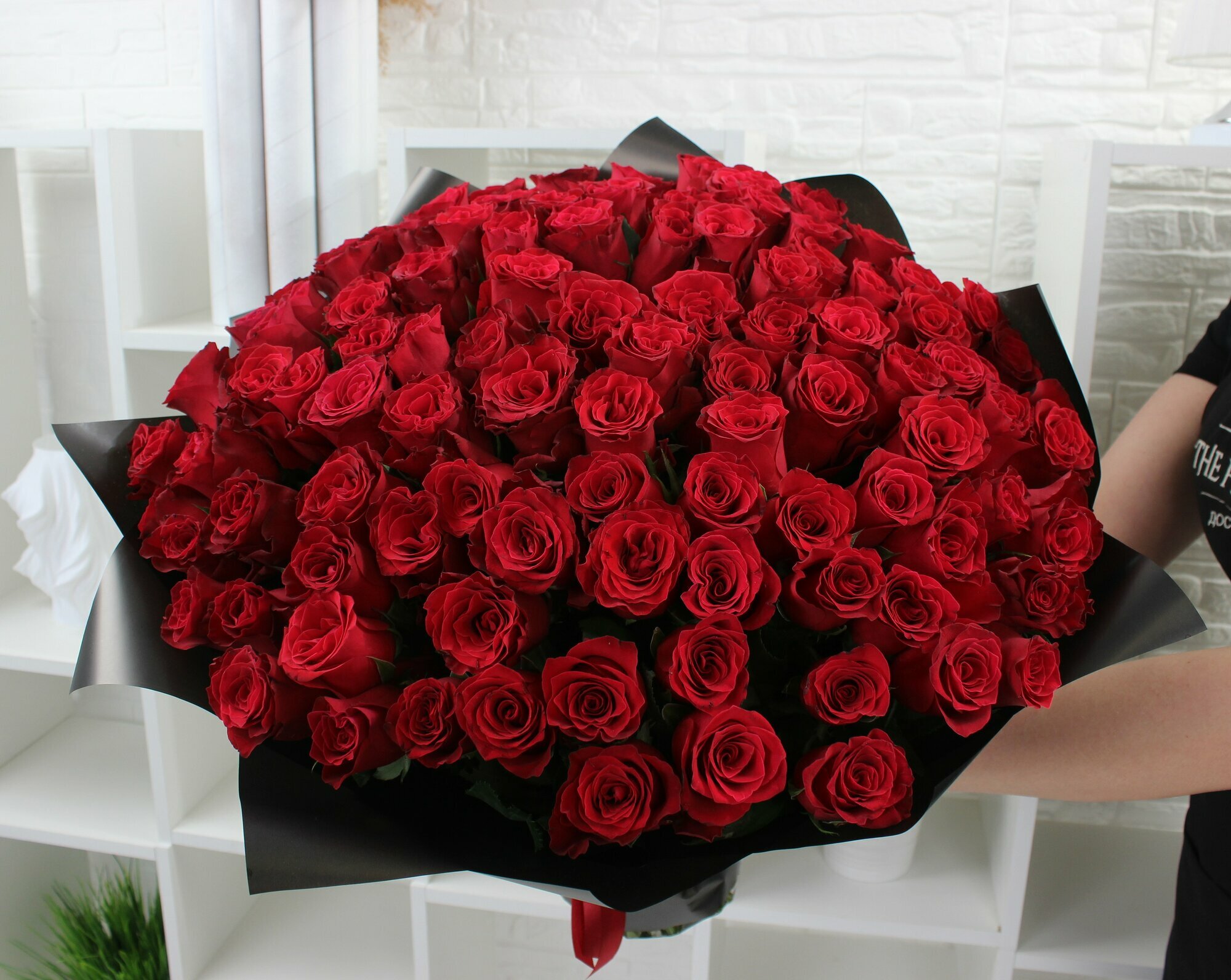 Монобукет THE FLOREAL "Красная роза", 101 цветок, высота 50 см