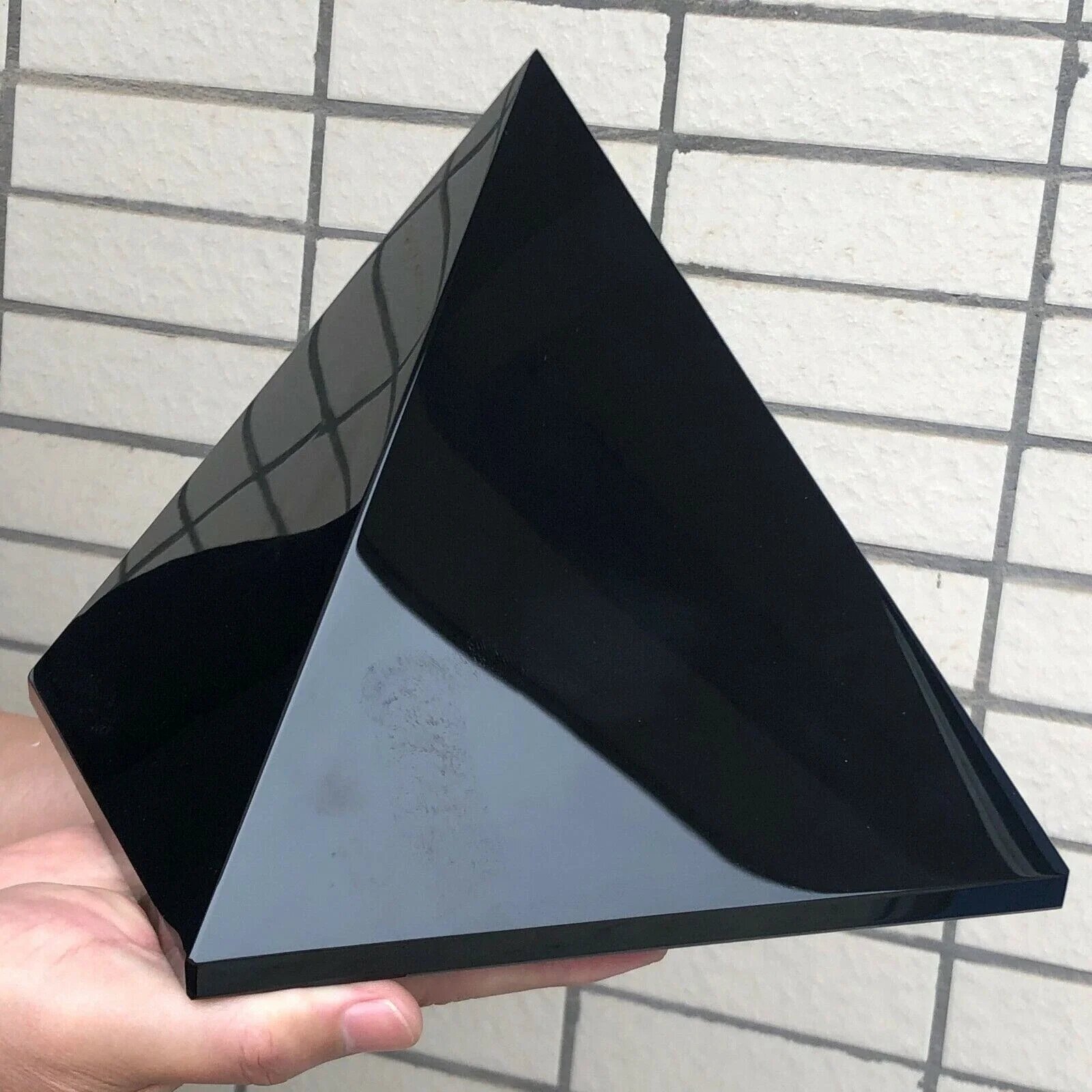 Черная турмалиновая пирамида из камня 4cm about 50g