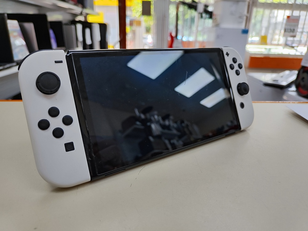 Игровая приставка Nintendo Switch OLED 64 ГБ, без игр, б/у, уценка