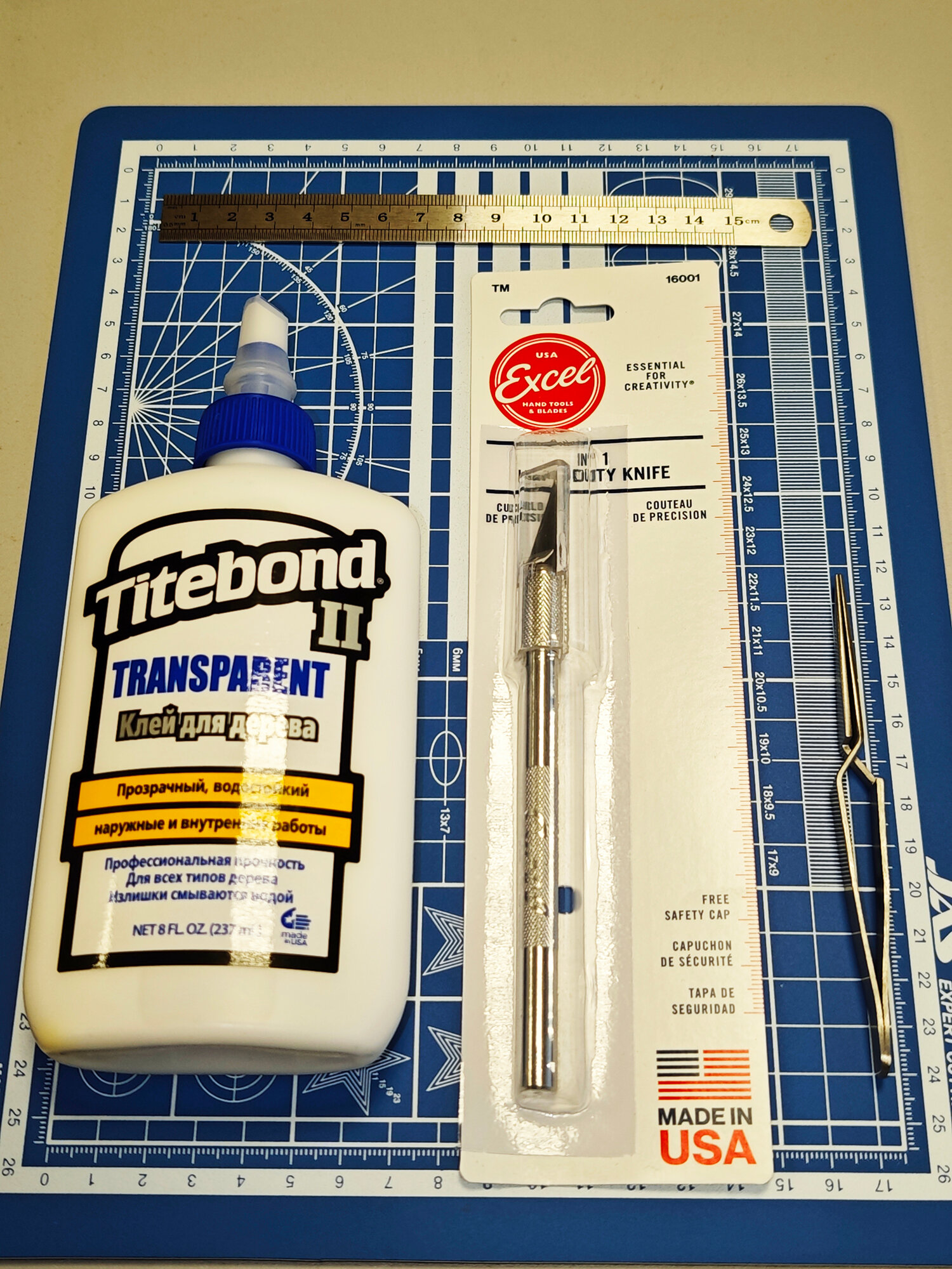 Набор инструментов и клея для бумажного моделирования и бумажных моделей, минимальный, формат А4