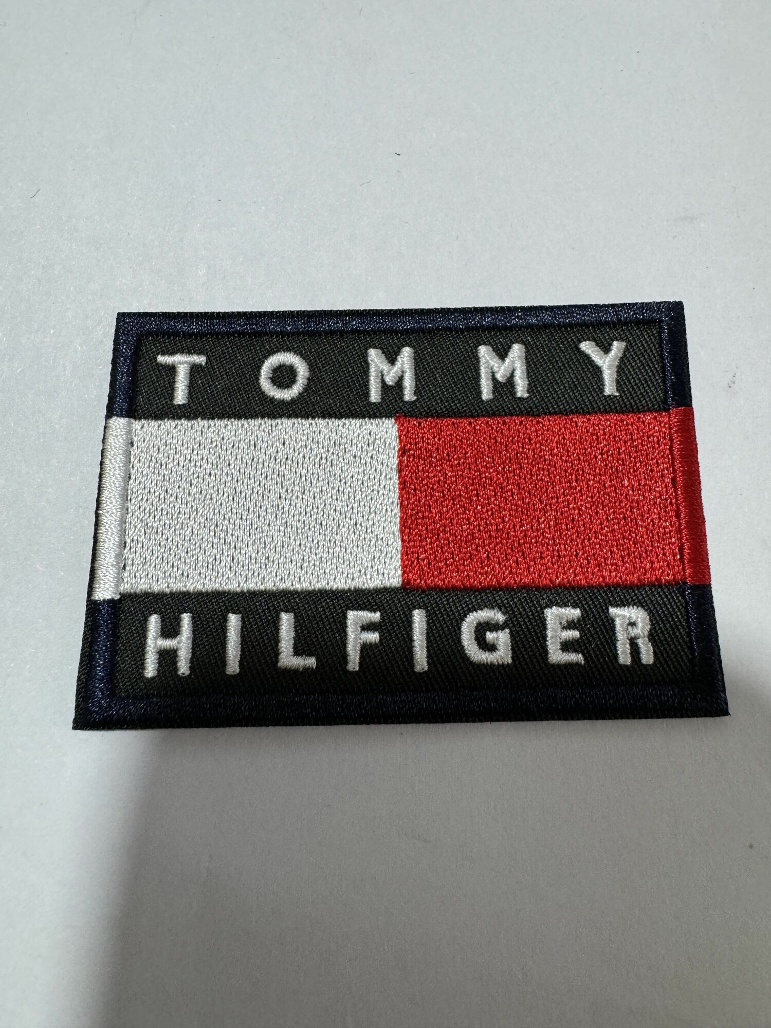 Tommy Hilfiger Нашивка из ткани с вышивкой С подложкой для горячего прессования70*47MM
