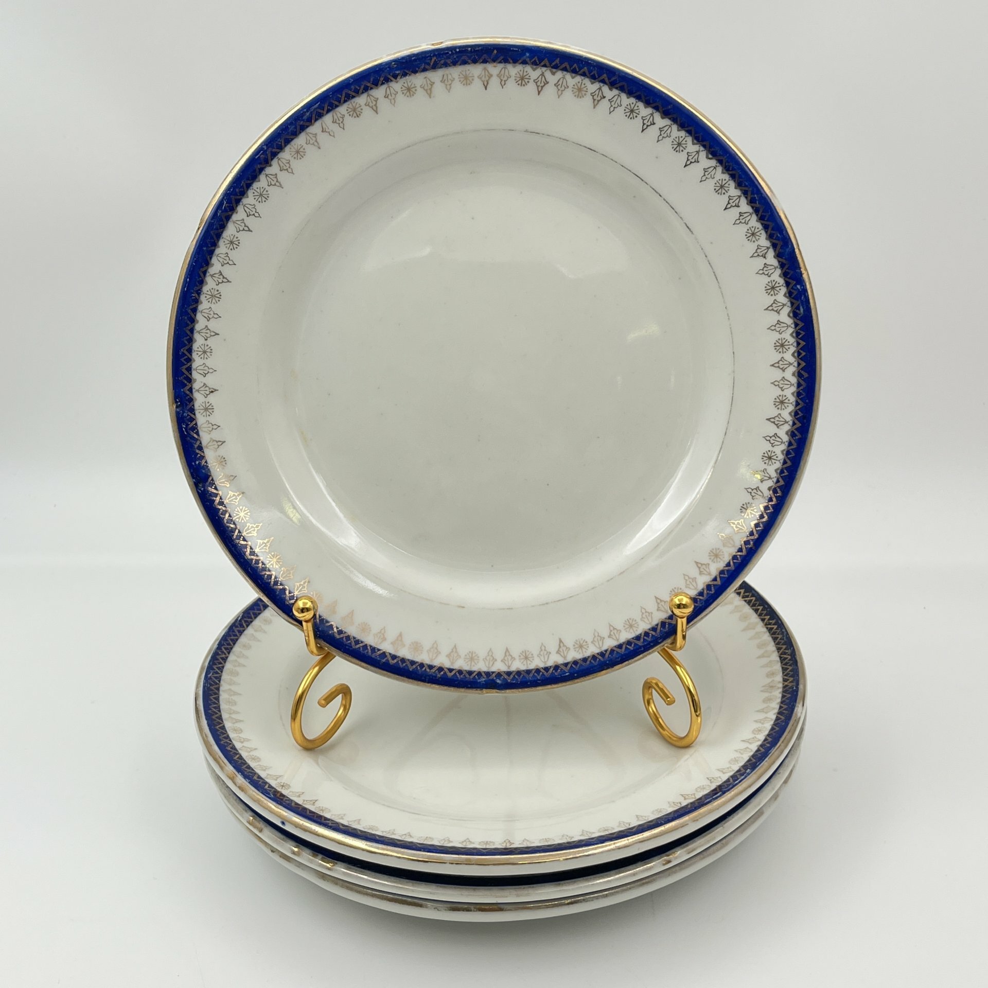 Набор из четырех тарелок с орнаментальной каймой, клеймо «Новгубфарфор», фарфор