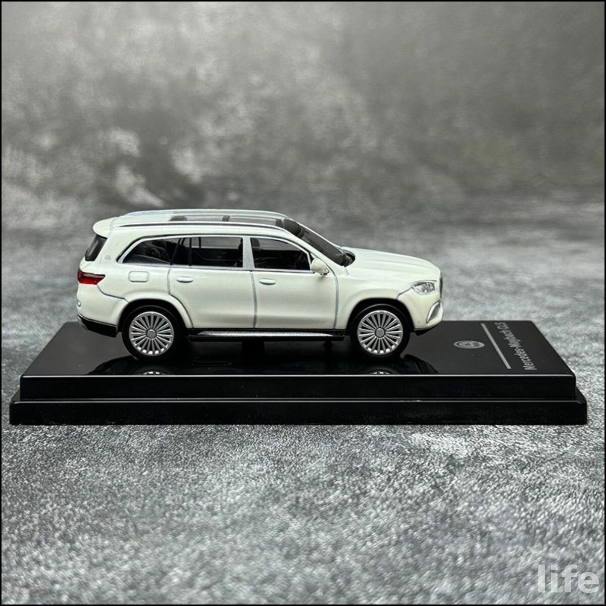 Эксклюзивная коллекционная модель 1:64 Mercedes Benz Maybach GLS600 SUV, созданная из литого металла с высочайшей детализацией