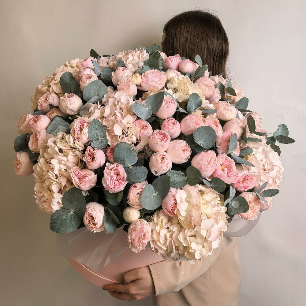 Букет цветов в большой коробке из пионовидных роз Мэнсфилд парк и розовых гортензий с эвкалиптом, арт 380 Kimbirly Flowers