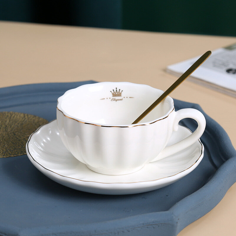 Европейская винтажная кофейная чашка и блюдце из низкокачественного фарфора в форме тыквы с золотой окантовкой, европейский керамический чайный набор, элитная чайная чашка.