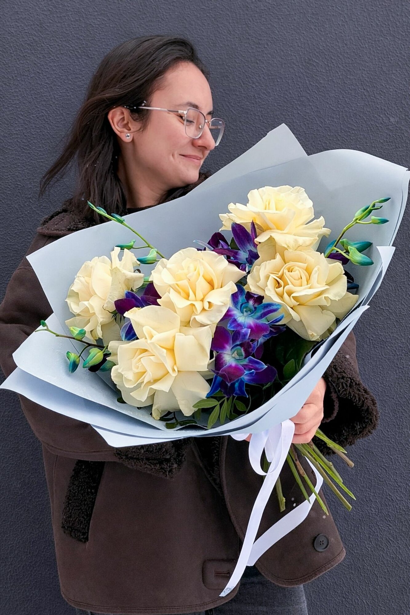 Авторский букет с белыми французскими розами и синей орхидеей "Французский космос"