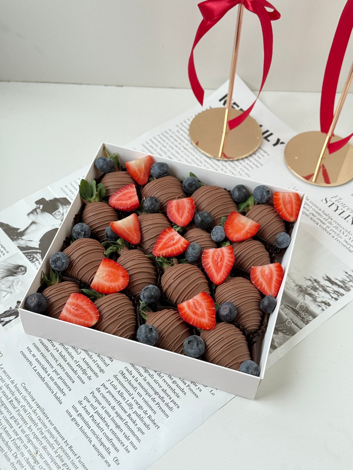 Клубника в молочном бельгийском шоколаде с голубикой 16-20шт