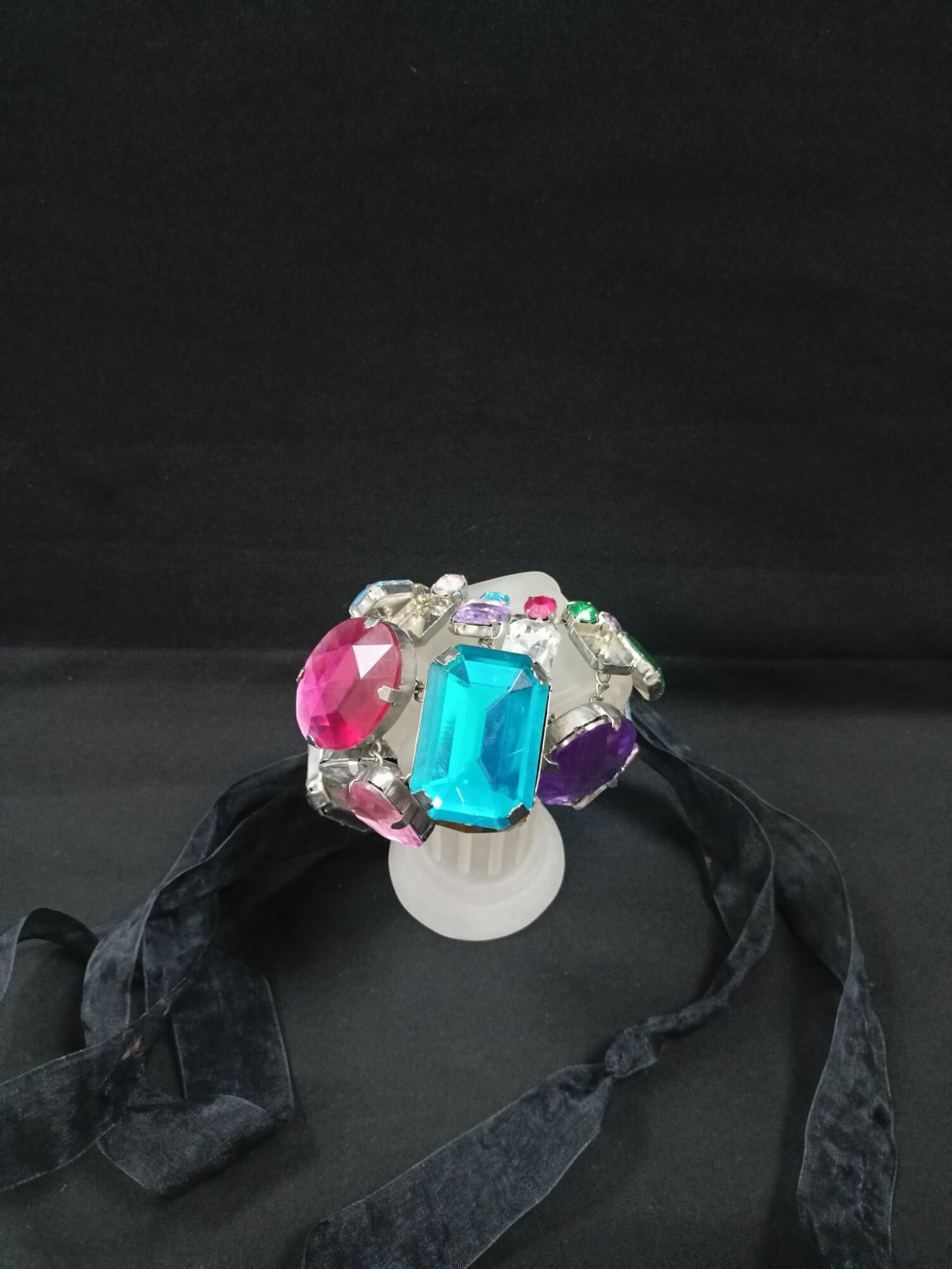 Винтажные бусы, отсутствует пару камней, на завязках.