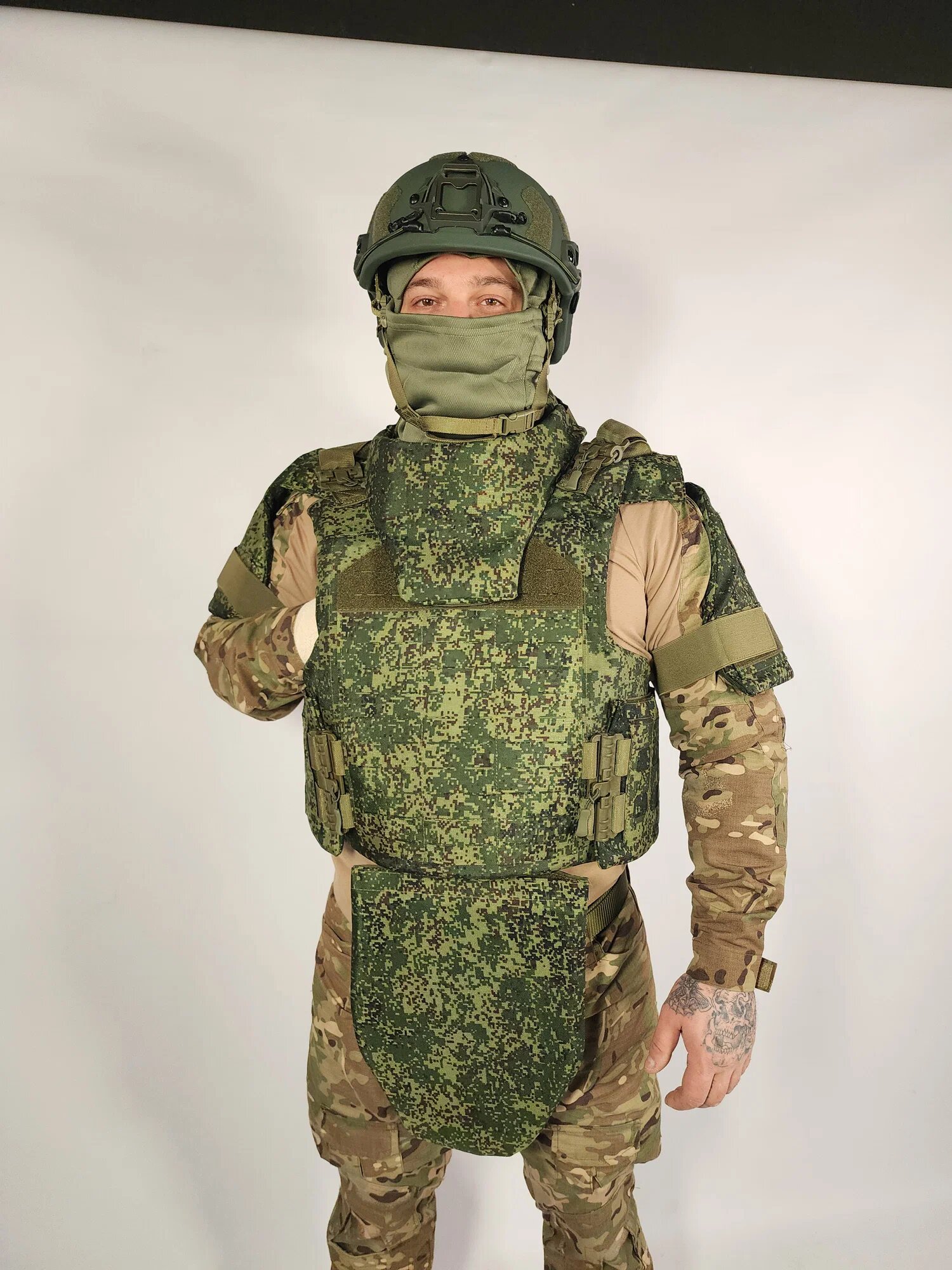 Бронежилет FULL ARMOR класс защиты Бр5 с баллистической защитой из свмпэ c бронеплитами. Цвет Пиксель